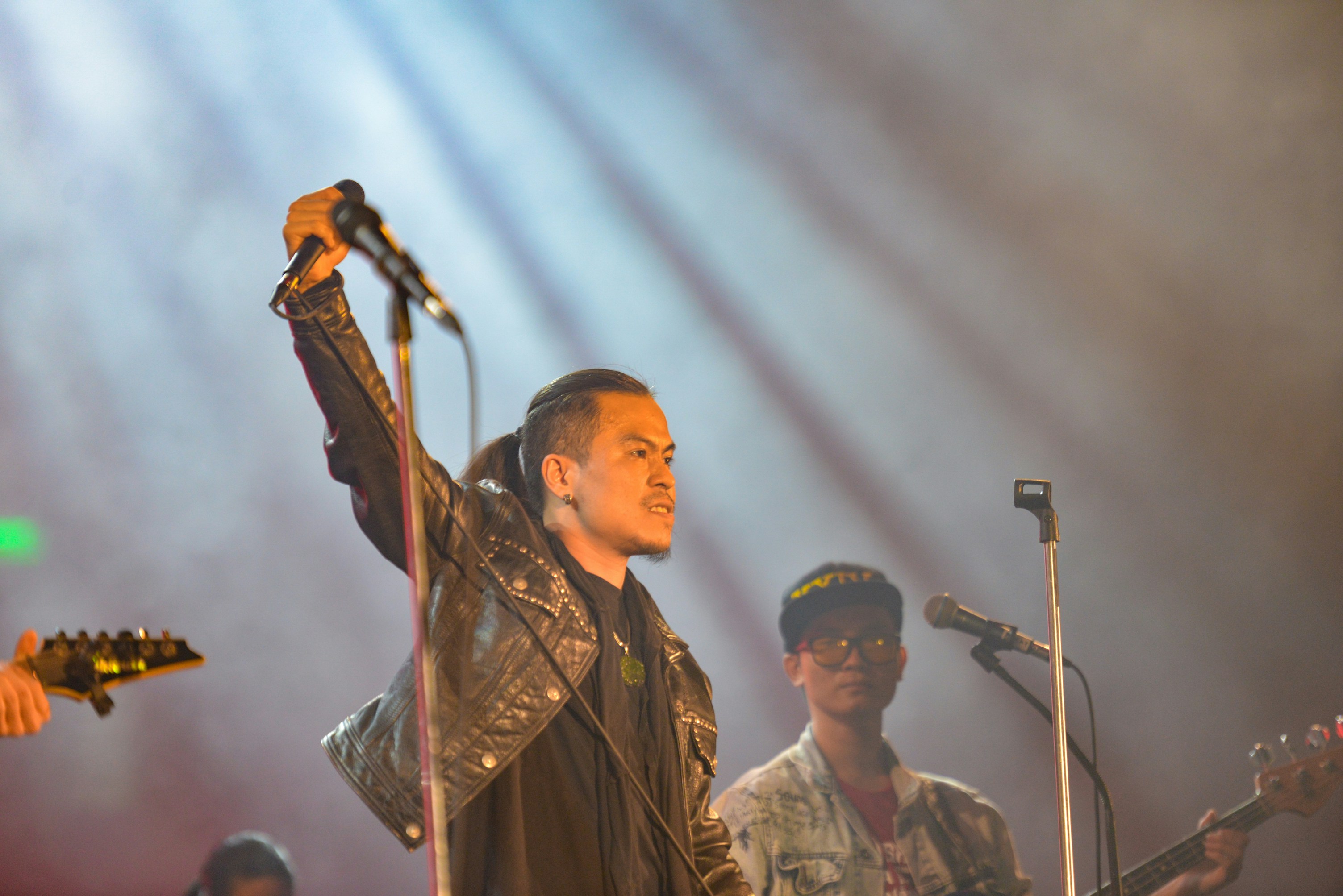 Unknown person performing on stage photo – Free Q. hải châu Image on ...