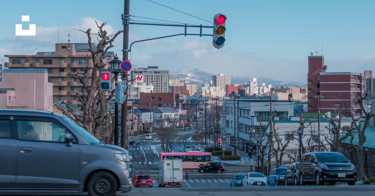 낮에 도시 거리를 지나가는 자동차 사진 Unsplash의 무료 홋카이도 이미지