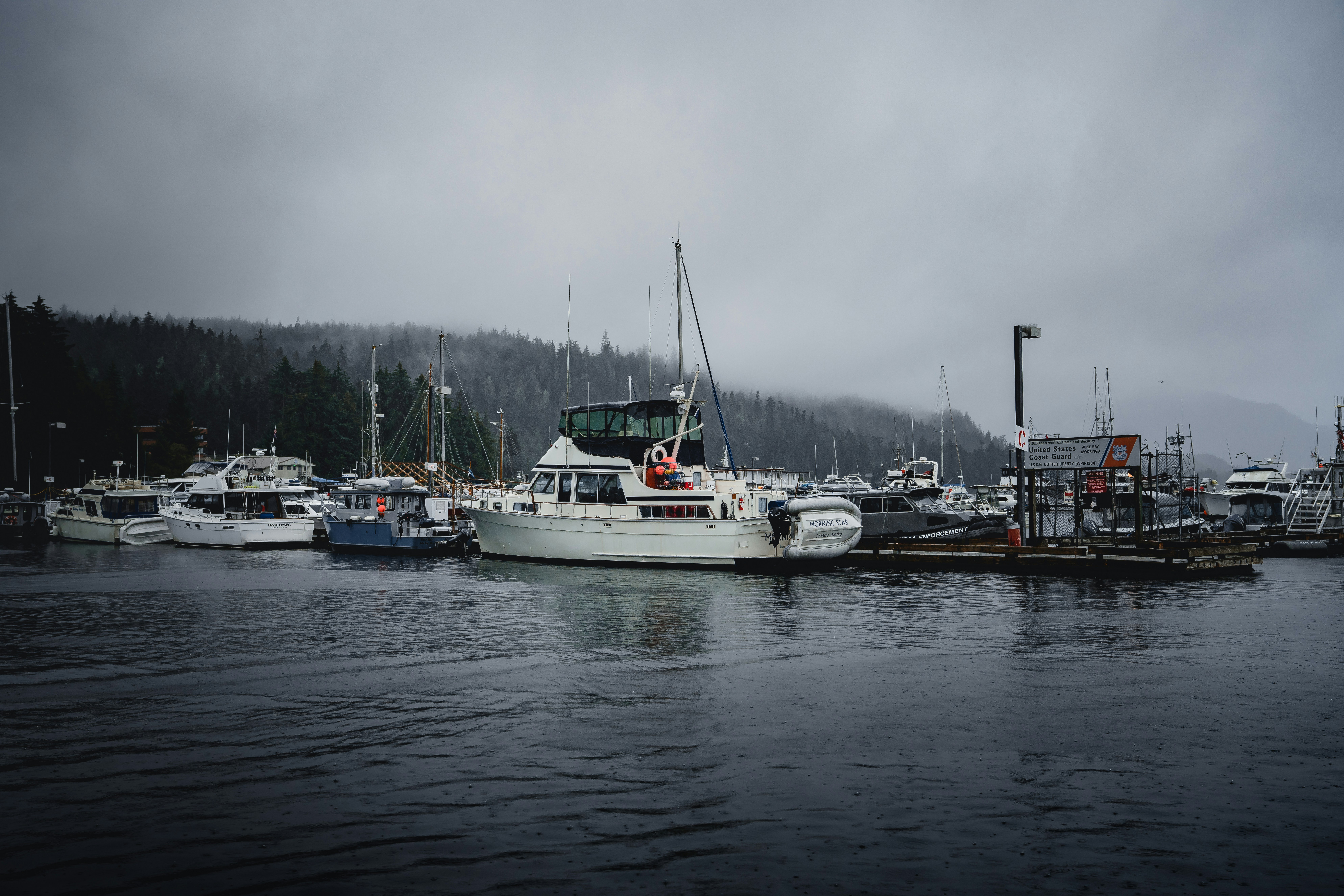 Foto zum Thema Boote, die an einem Dock am Strand geparkt sind ...