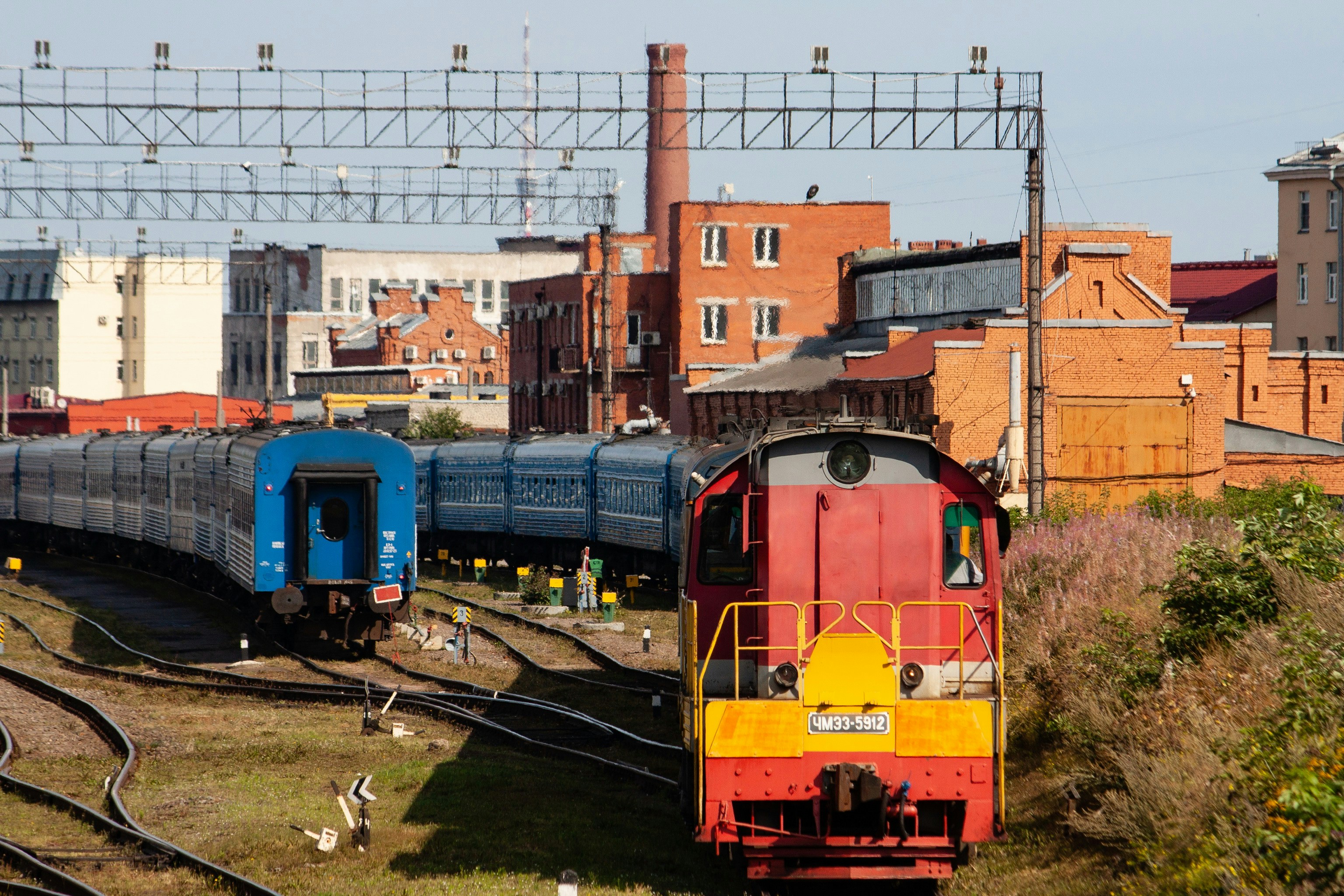 Red and blue train photo – Free Train Image on Unsplash