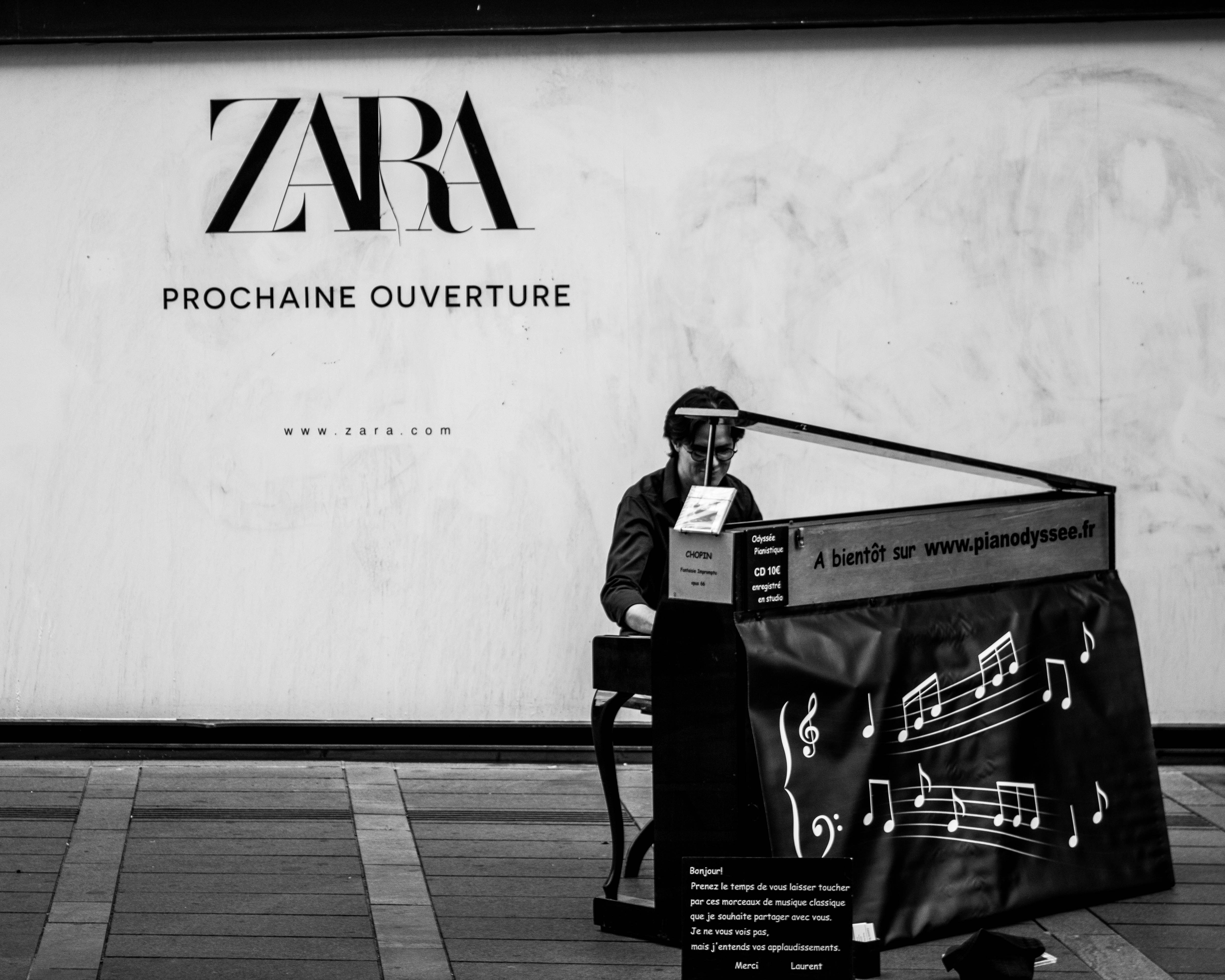 Foto Letrero de Zara Prochaine Ouverture cerca de la persona sentada ...