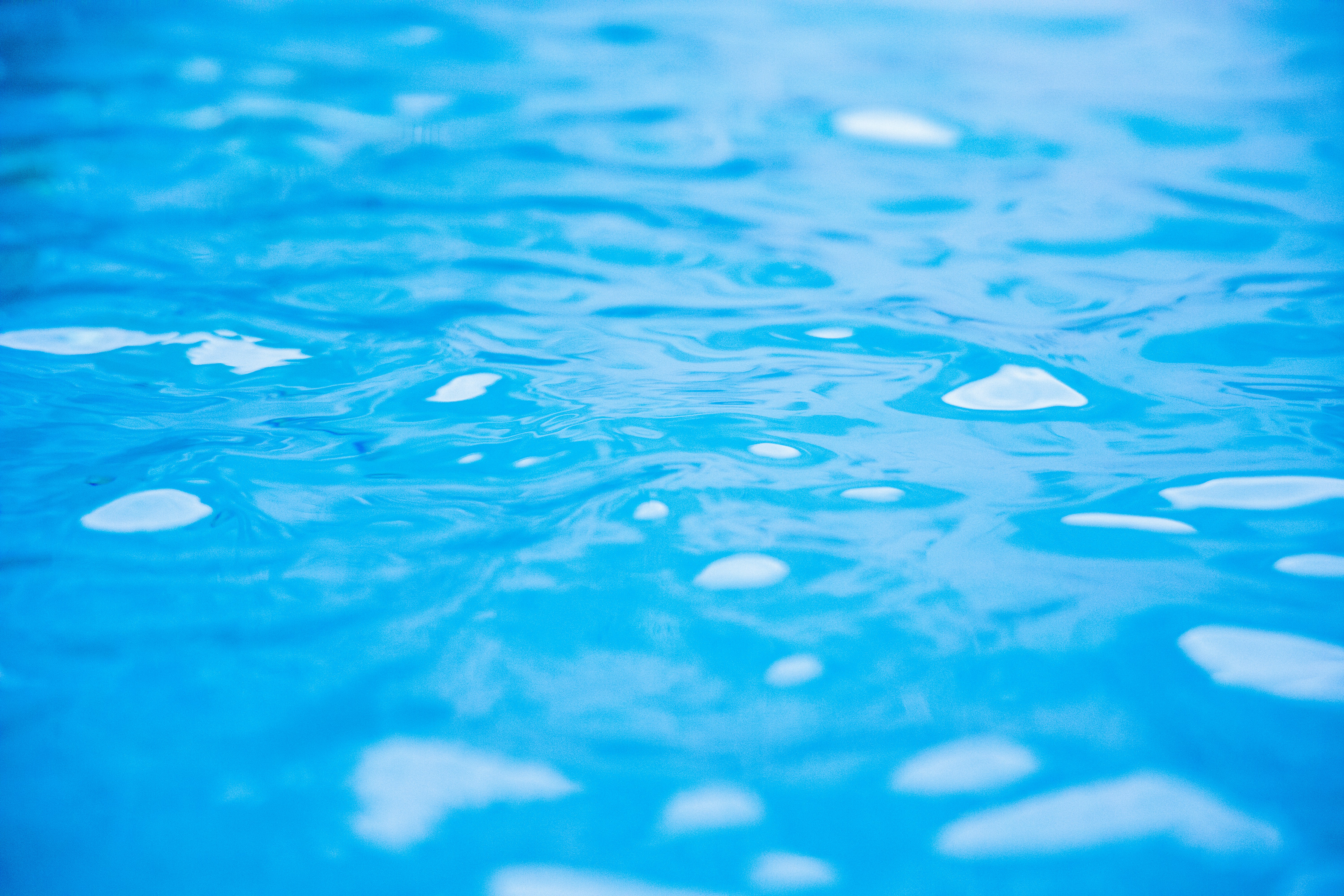 A close up of a pool with blue water photo – Free Blue Image on Unsplash