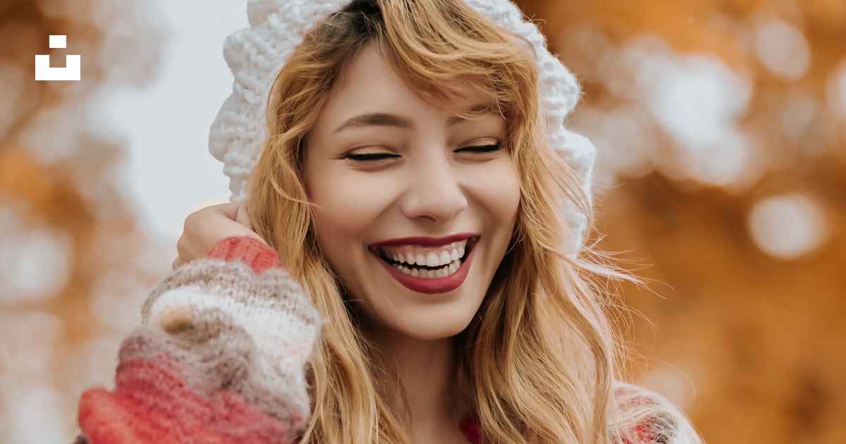 Foto Zum Thema 흰색과 빨간색 재킷을 입은 여성의 얕은 초점 사진 Kostenloses Bild Zu