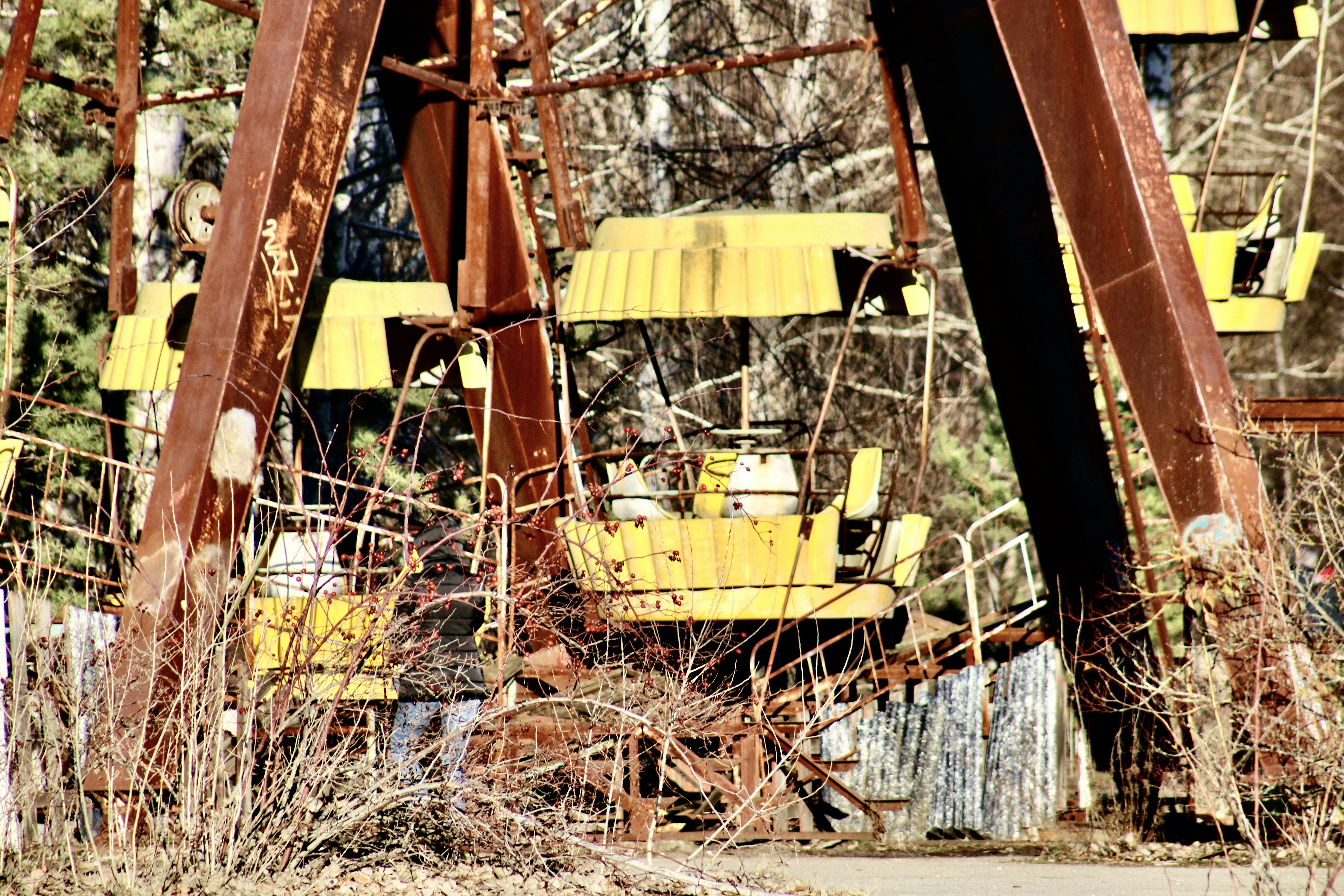 Chernóbil y Prípiat son lugares conocidos tristemente por el desastre nuclear de 1986. 

El accidente de Chernóbil​ fue un accidente nuclear sucedido el 26 de abril de 1986. Pripyat es una ciudad fantasma en la zona de exclusión de Chernóbil al norte de Ucrania en la región de Kiev, cercana a la frontera con Bielorrusia.​ 

Pripyat es una ciudad fantasma en la zona de exclusión de Chernóbil al norte de Ucrania en la región de Kiev, cercana a la frontera con Bielorrusia.​ Debe su nombre al río que atraviesa la ciudad.