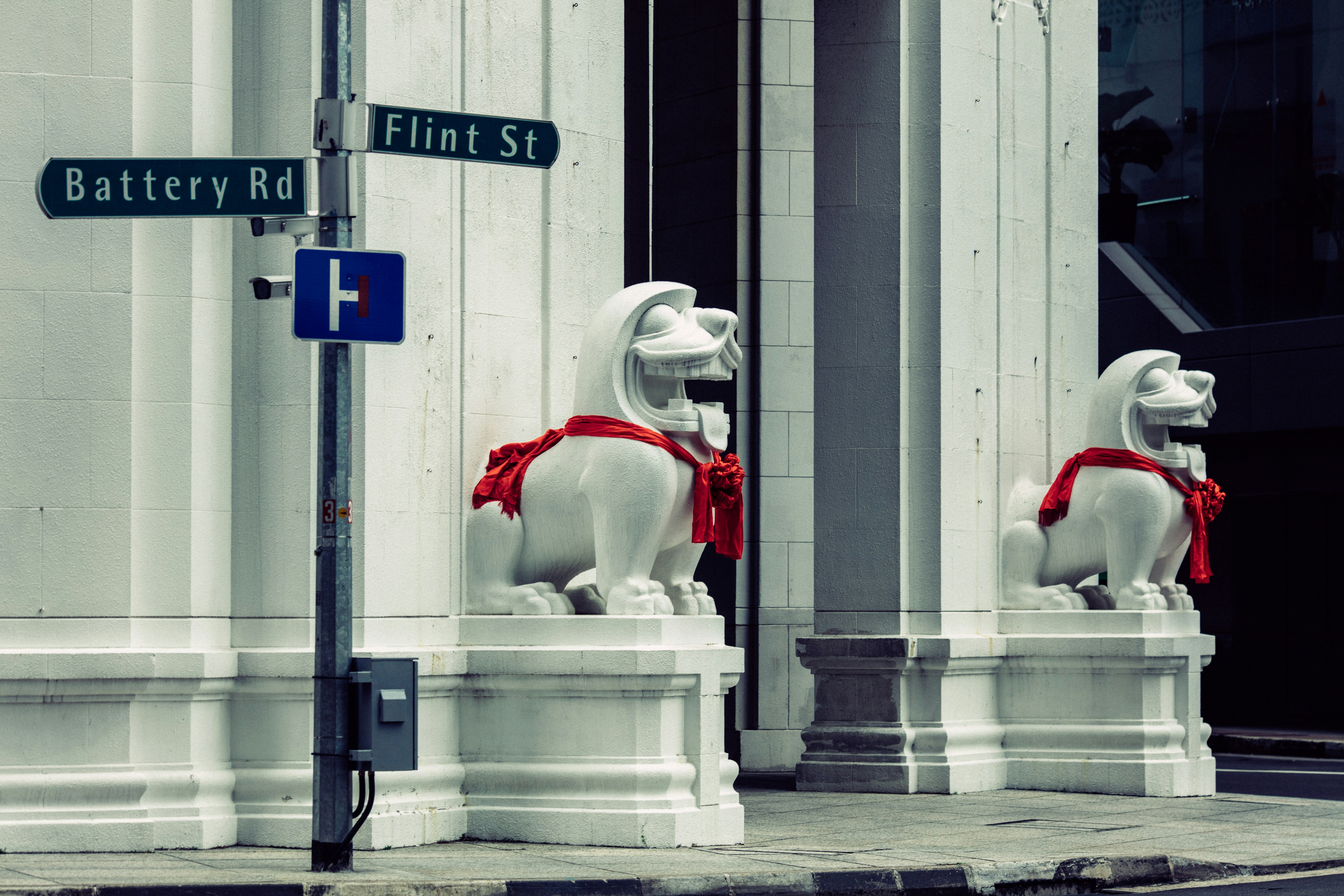 Two dogs statue beside road sign photo – Free Grey Image on Unsplash