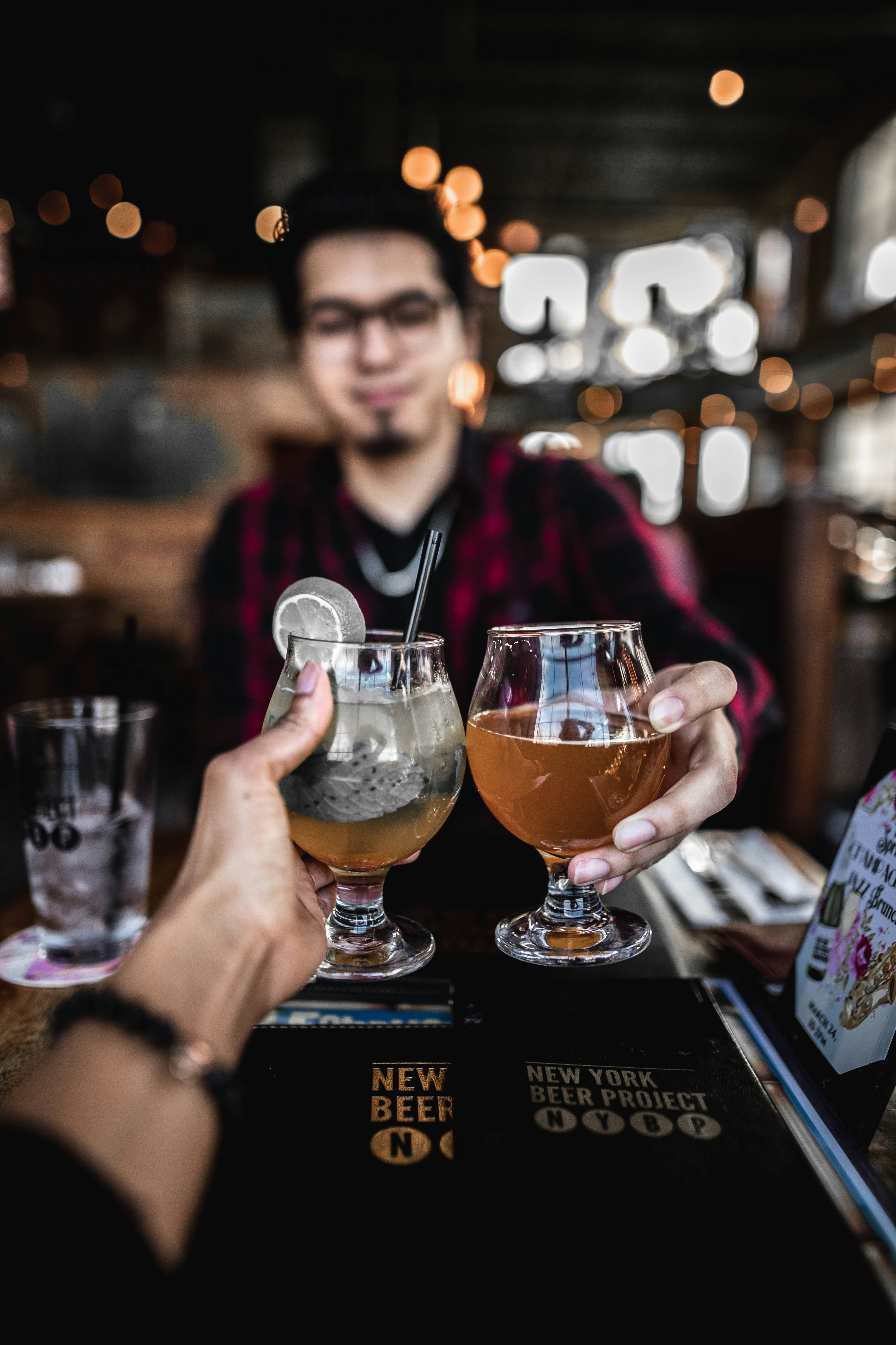 Hombre sosteniendo una copa de vino de tallo corto transparente foto ...