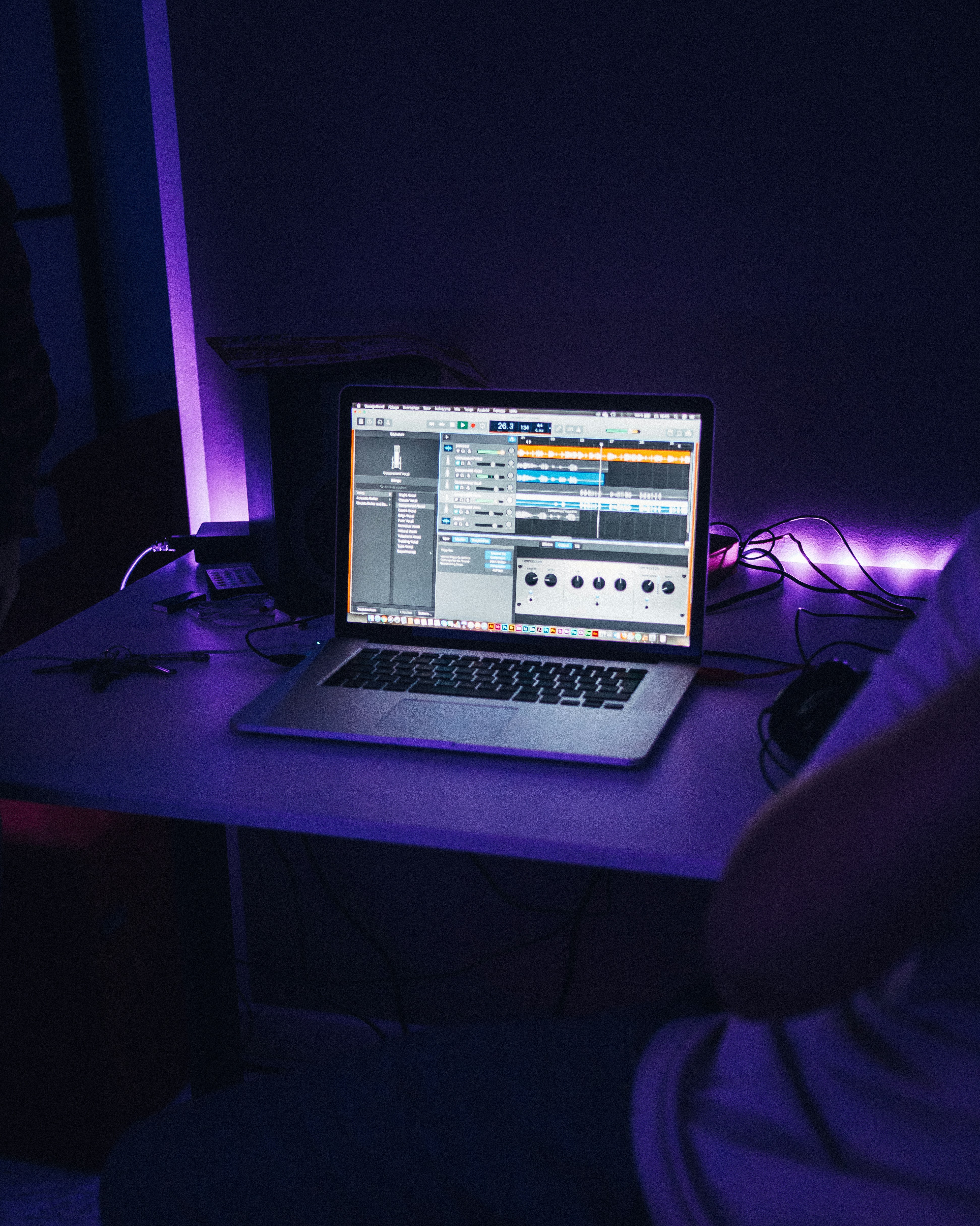 MacBook Pro turned on photo – Free Furniture Image on Unsplash