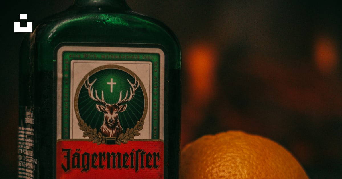 Foto Garrafa de vidro verde Jagermeister ao lado da fruta laranja ... Foto Garrafa de vidro verde Jagermeister ao lado da fruta laranja ...
