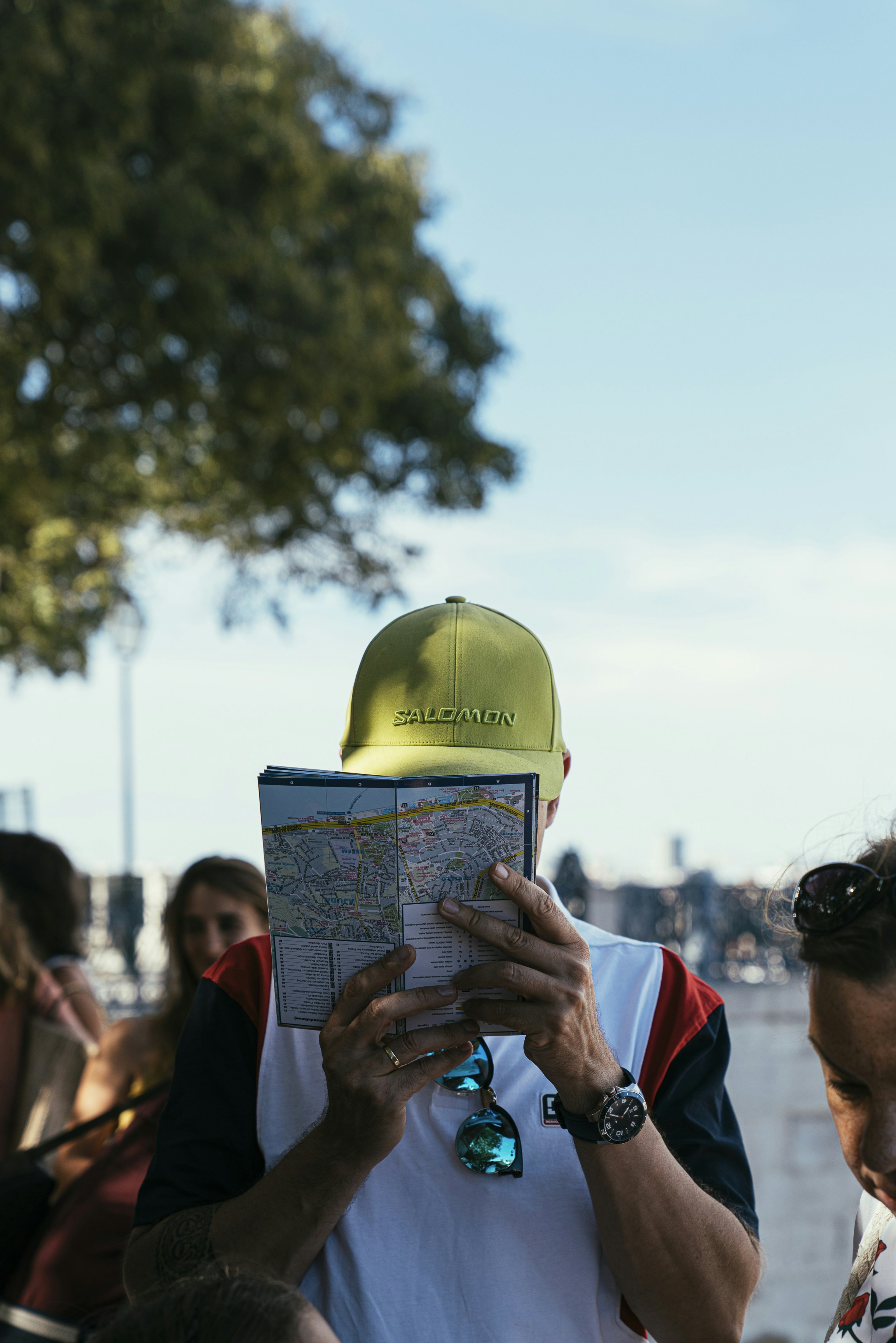 Man holding map photo – Free Lissabon Image on Unsplash