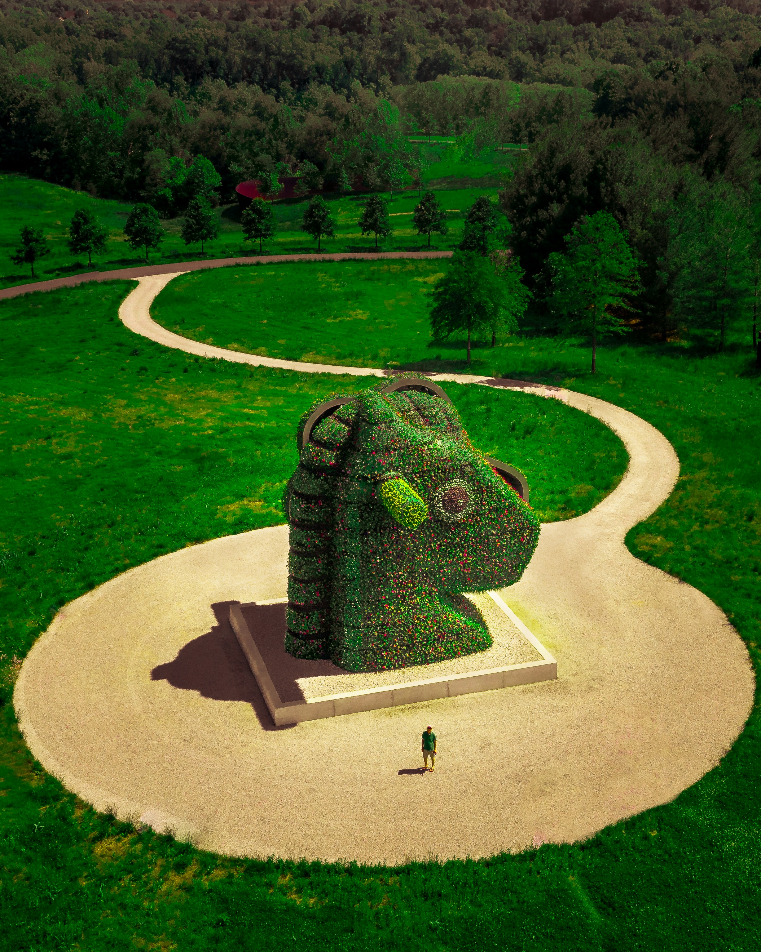 Person near horse topiary decor photo – Free Travel Image on Unsplash