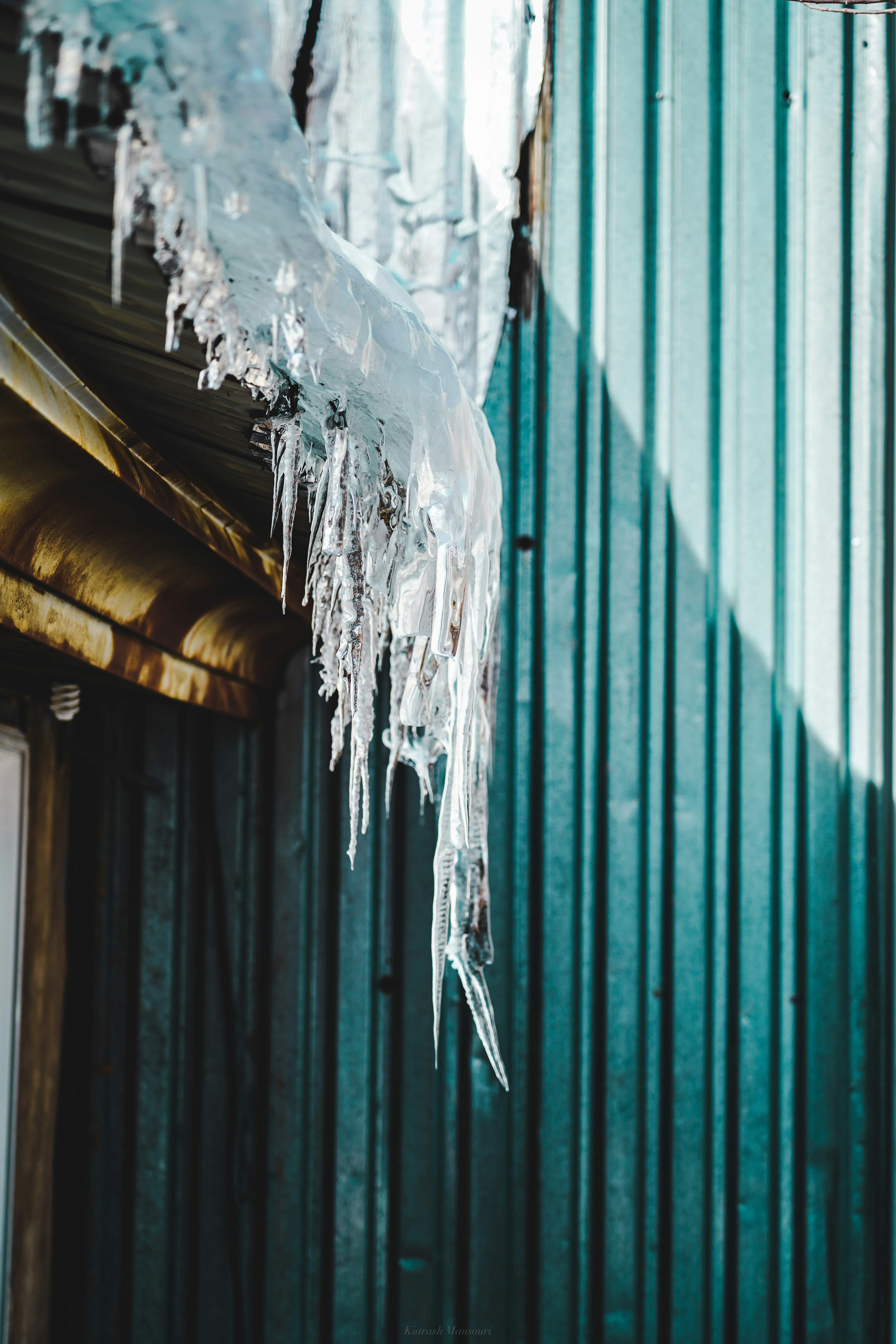 selective focus photography of ice on roof during daytime