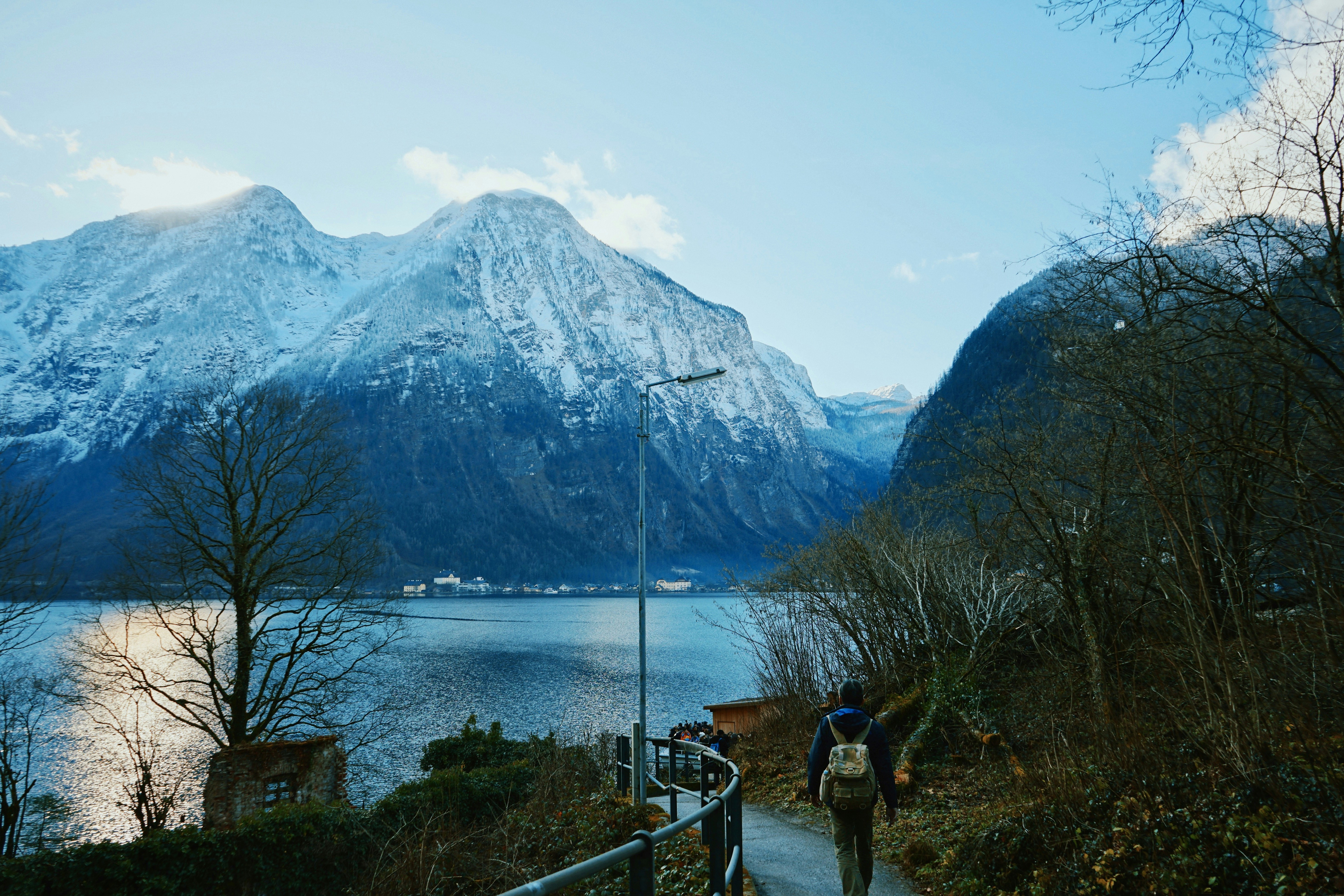 Personne inconnue marchant à l’extérieur photo – Photo La personne ...