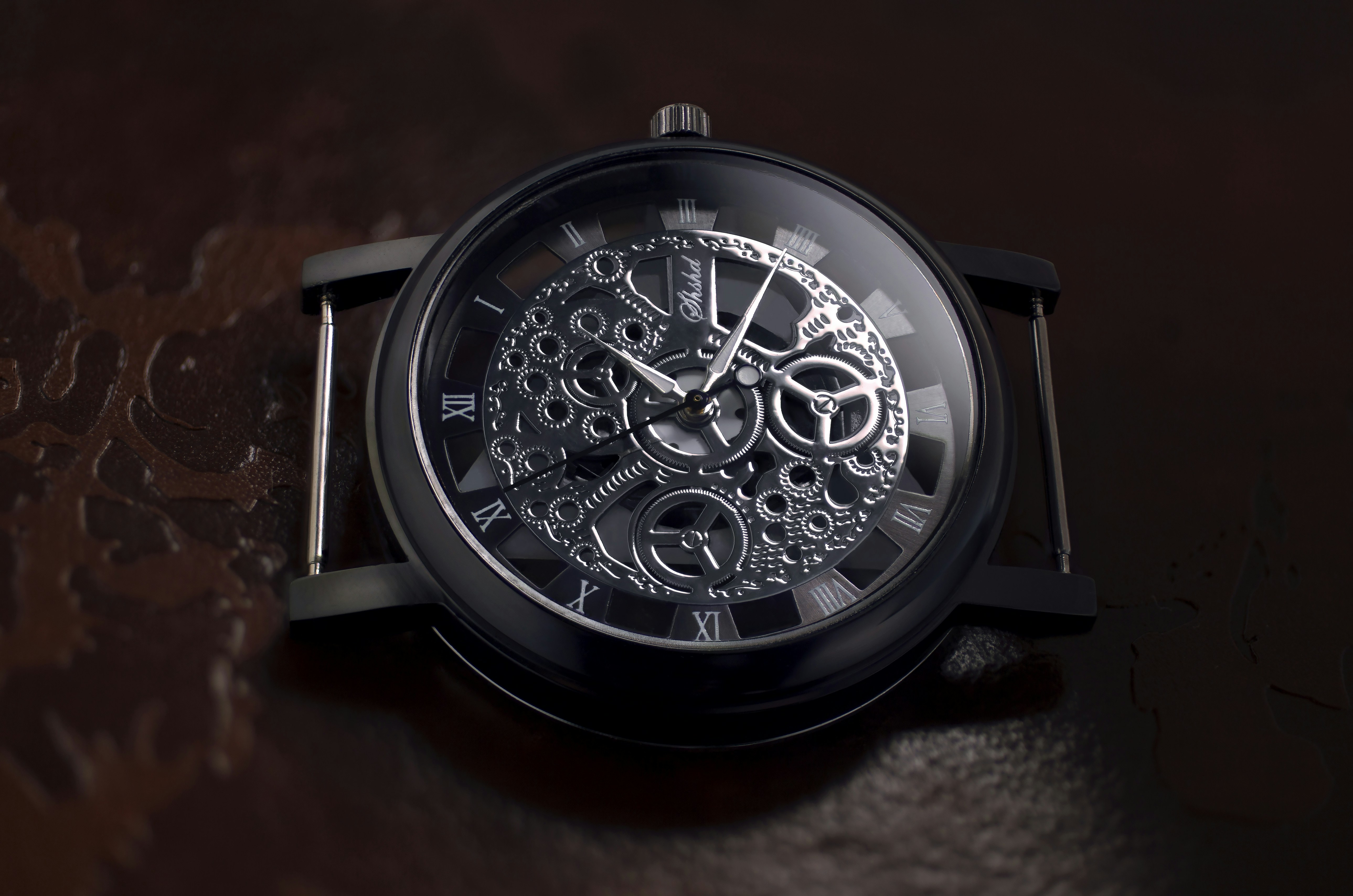 Montre ronde squelettique noire et grise photo – Photo Gris Gratuite ...