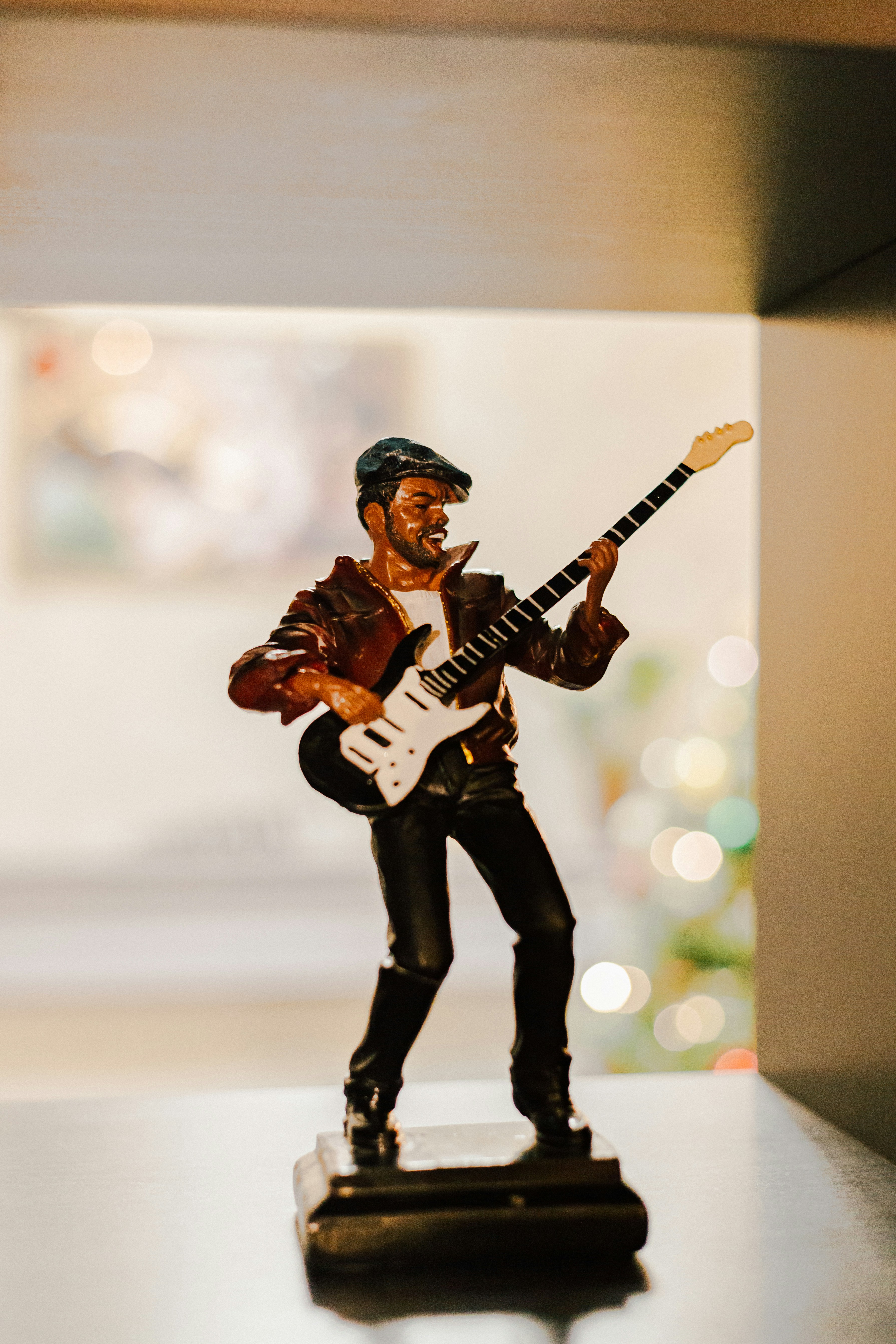 Man playing guitar figure photo – Free Guitar Image on Unsplash