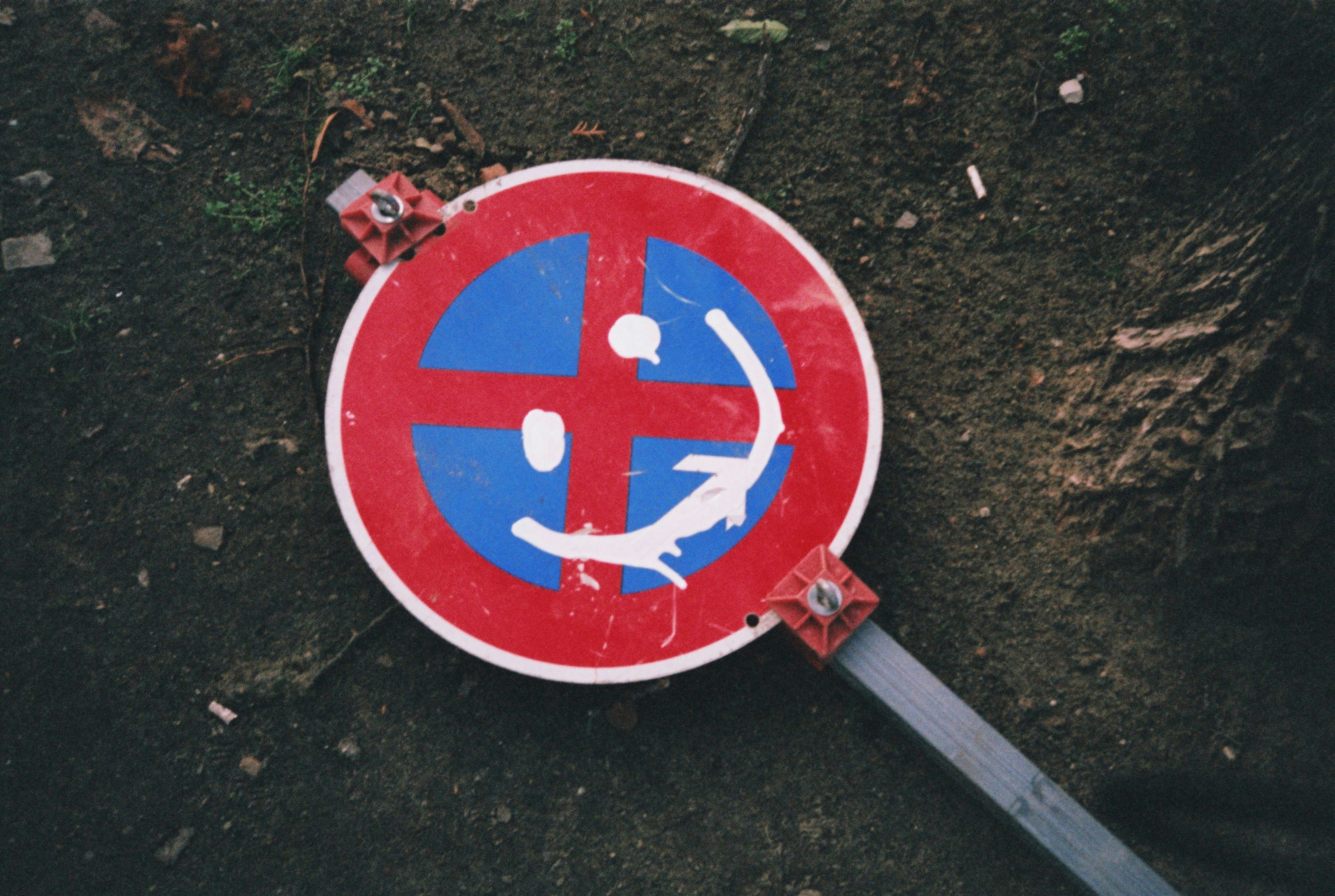 Round red and blue road signage photo – Free Red Image on Unsplash