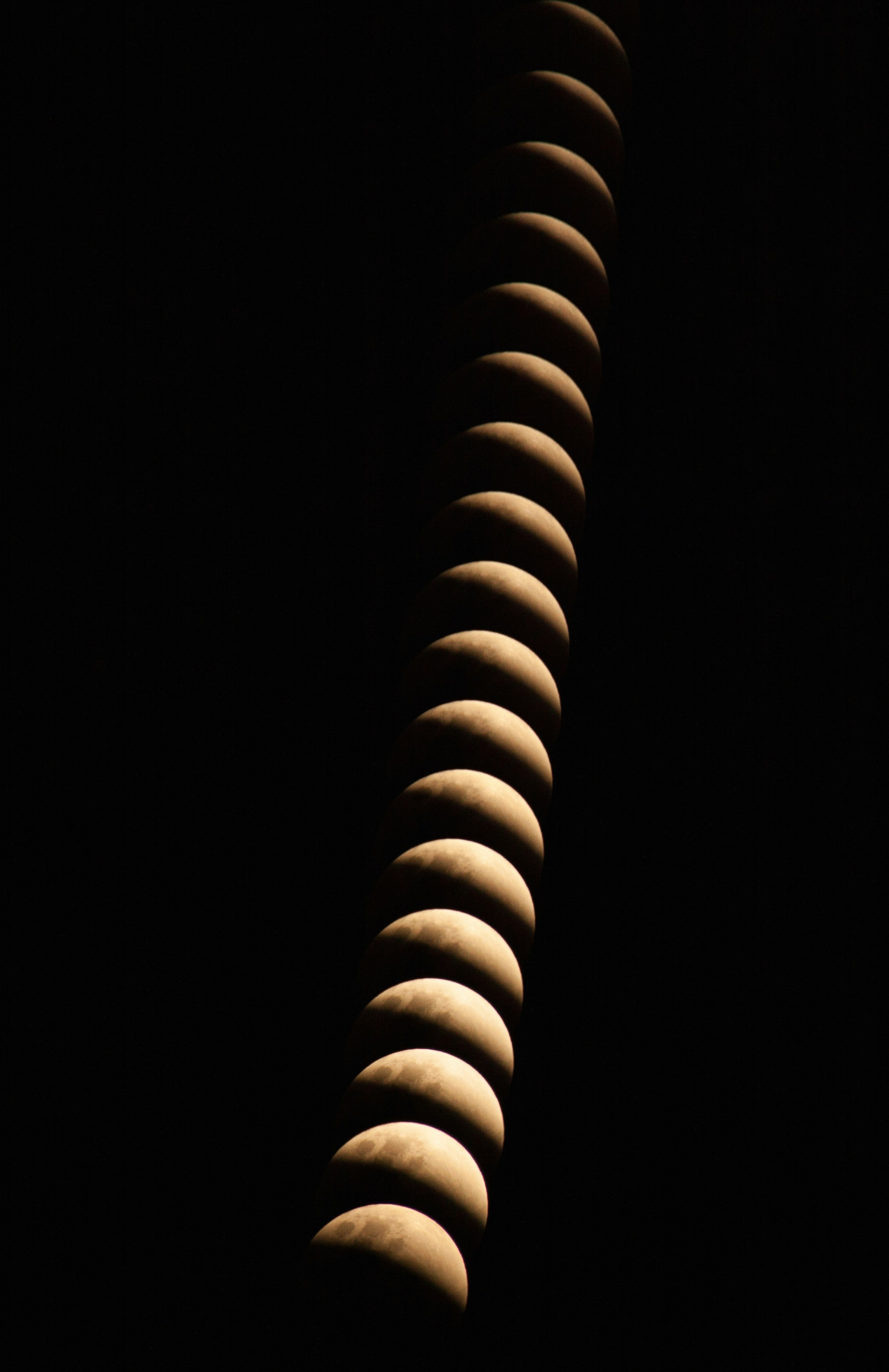 Crescent Cadence: a Vertical Arc of Light in Darkness