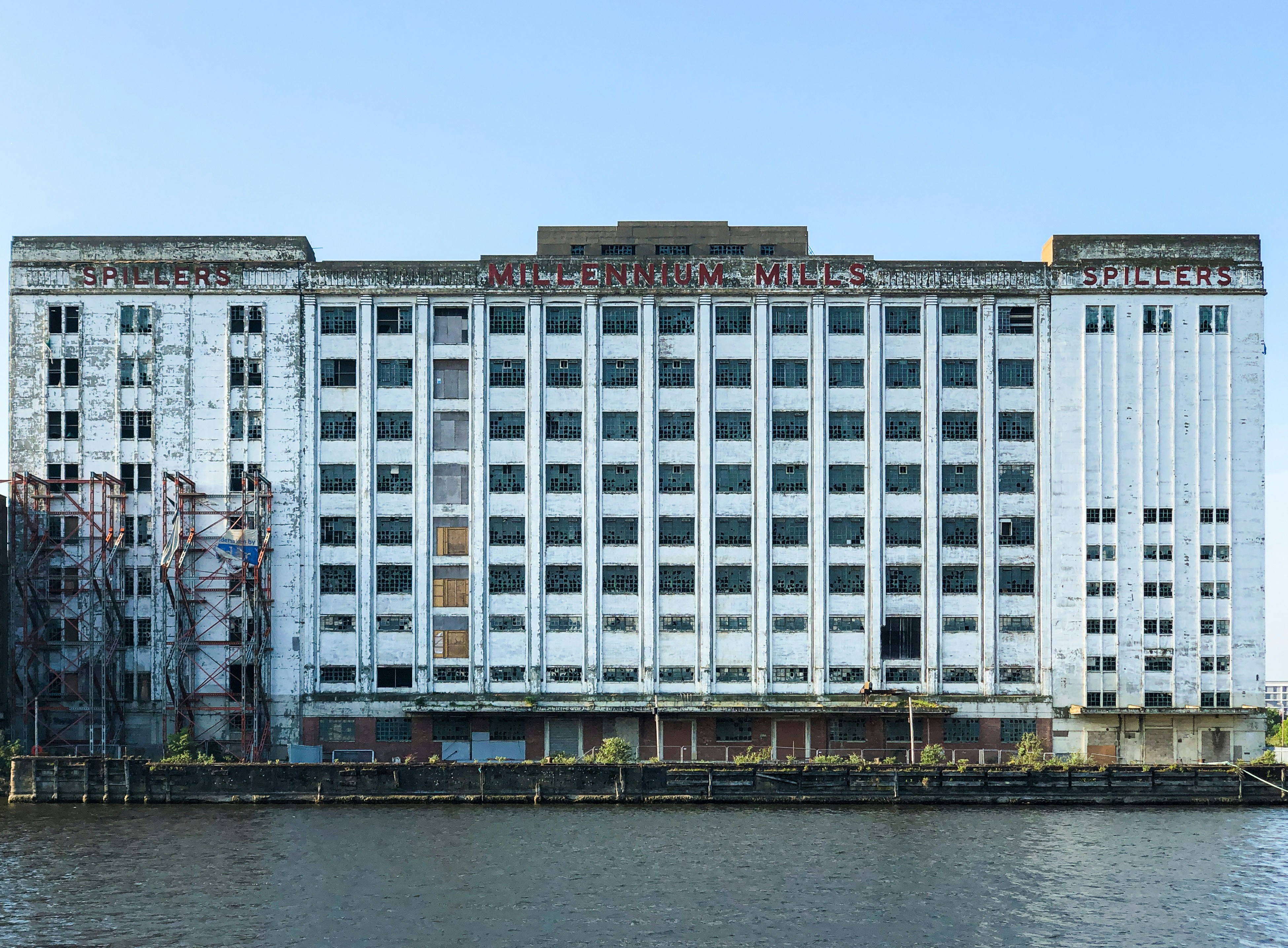 Edificios de Millennium Mills bajo un cielo azul y blanco foto – Imagen ...