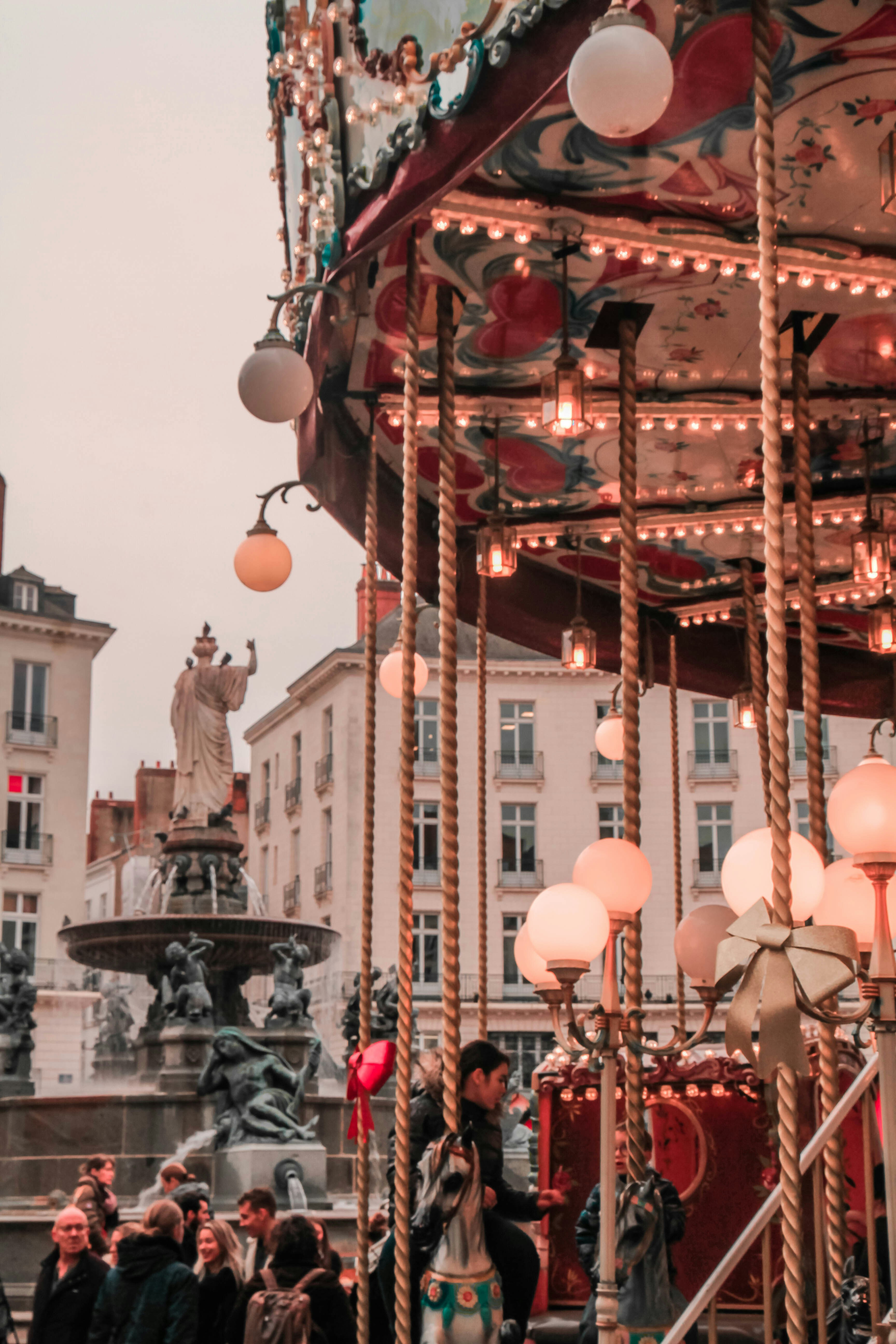 Personnes sur le point d’entrer dans le carrousel photo – Image ...
