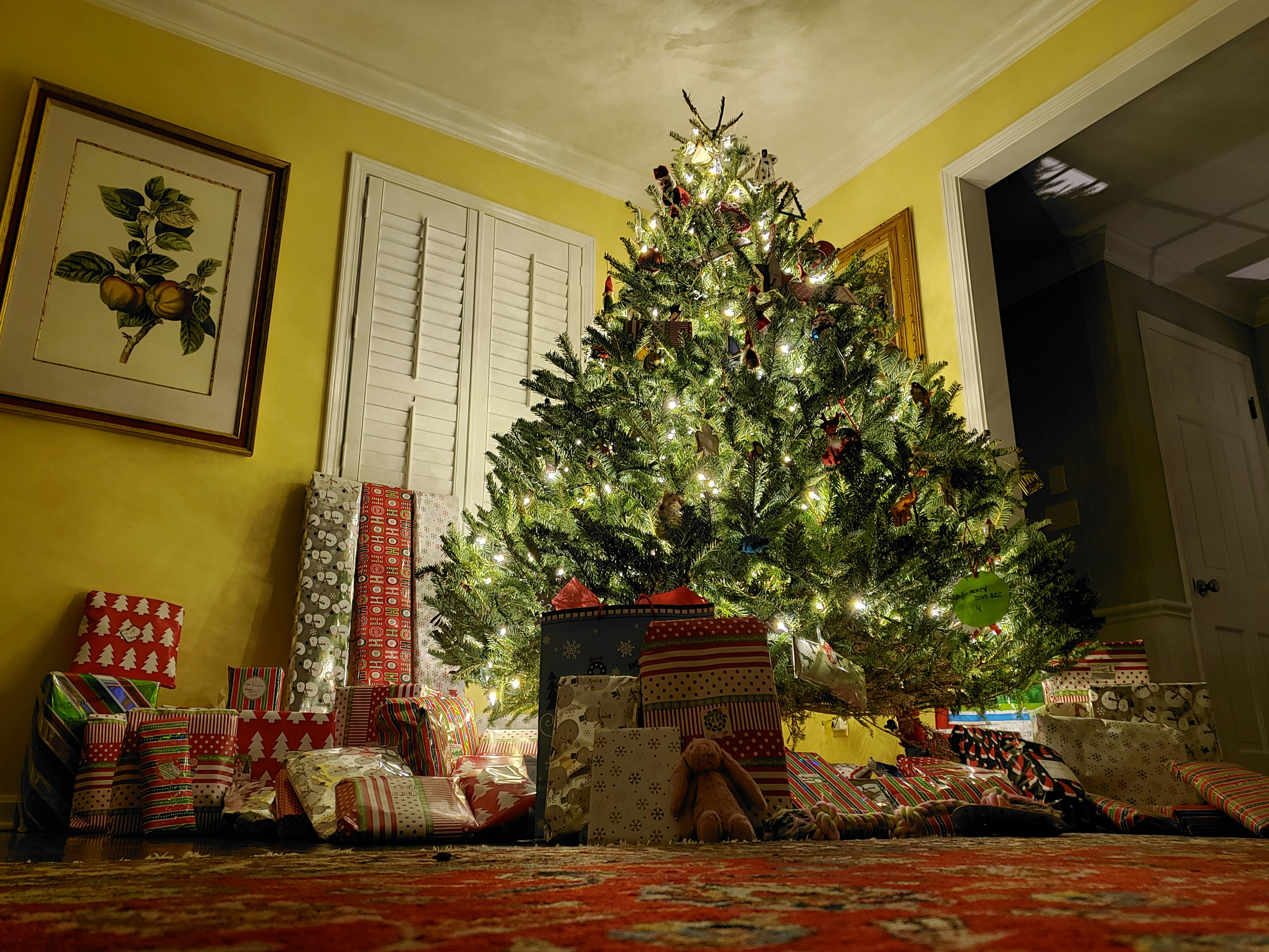 A Yuletide Glow Beneath the Tree: Quiet Gifts and Warm Light