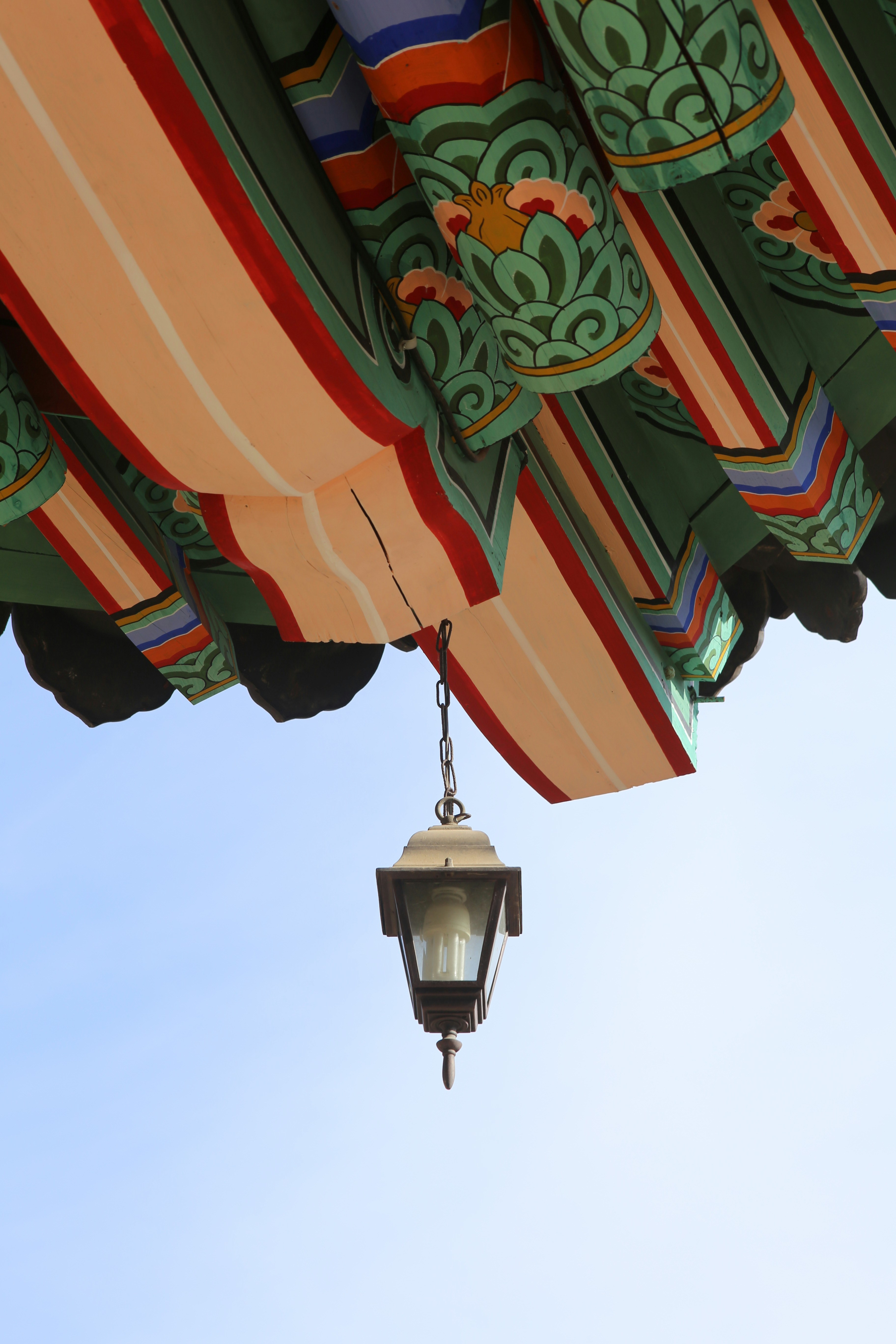 A street light hanging from the side of a canopy photo – Free Roof ...