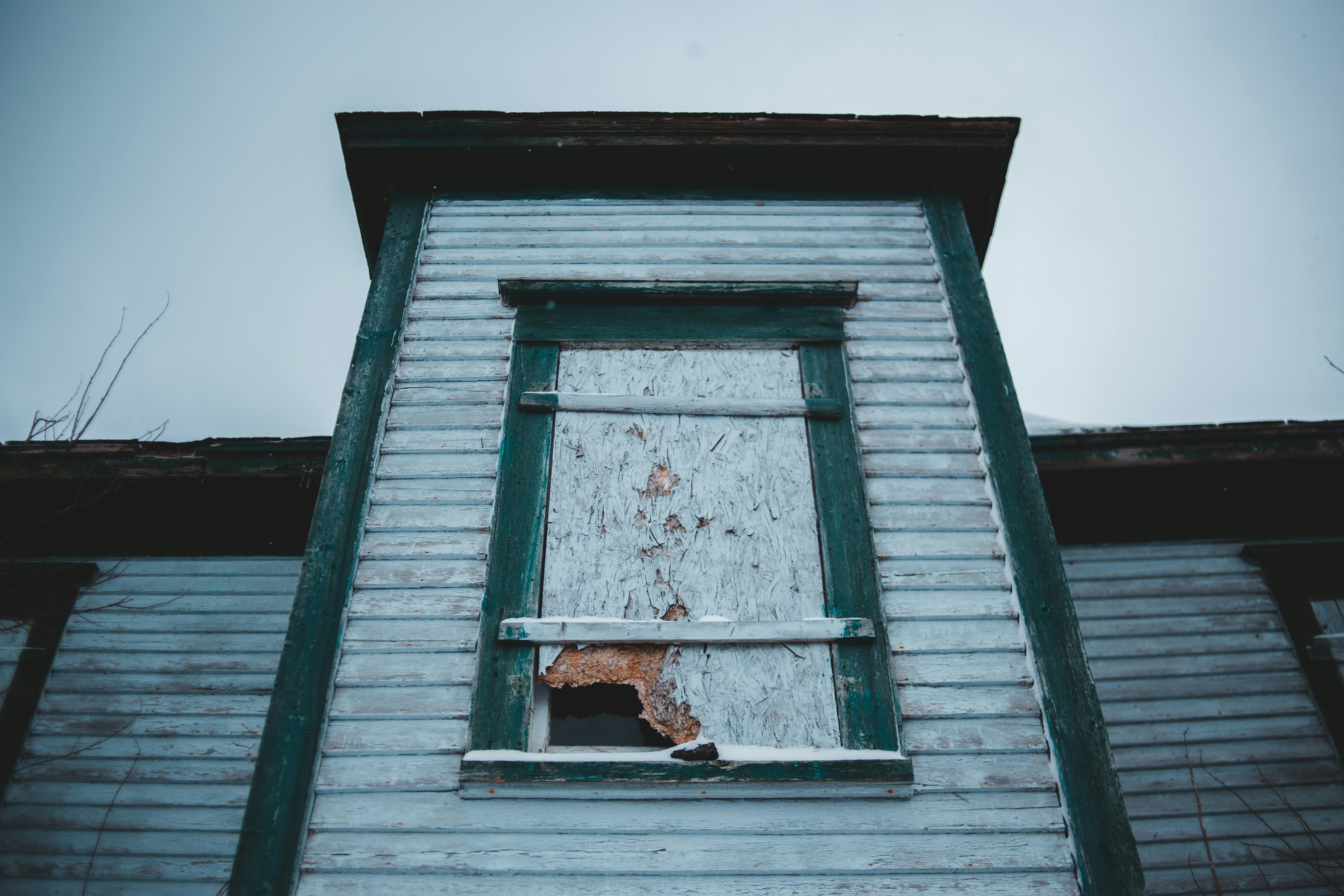 Foto Cubierta de ventana rota durante el día – Imagen Gris gratis en ...
