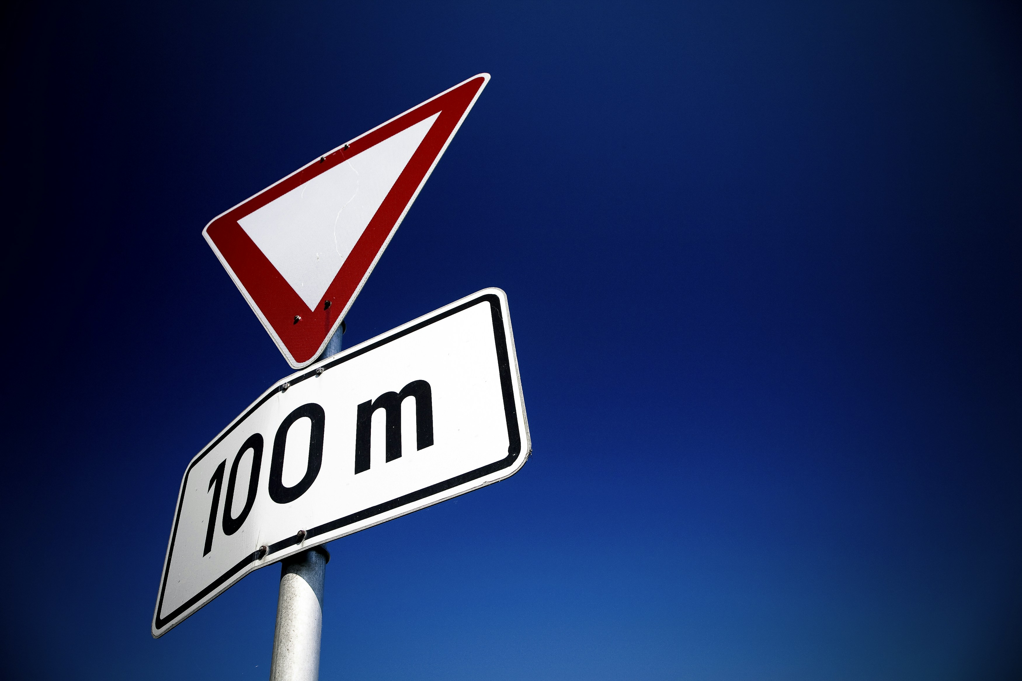 100 meters road sign photo – Free Bayreuth Image on Unsplash