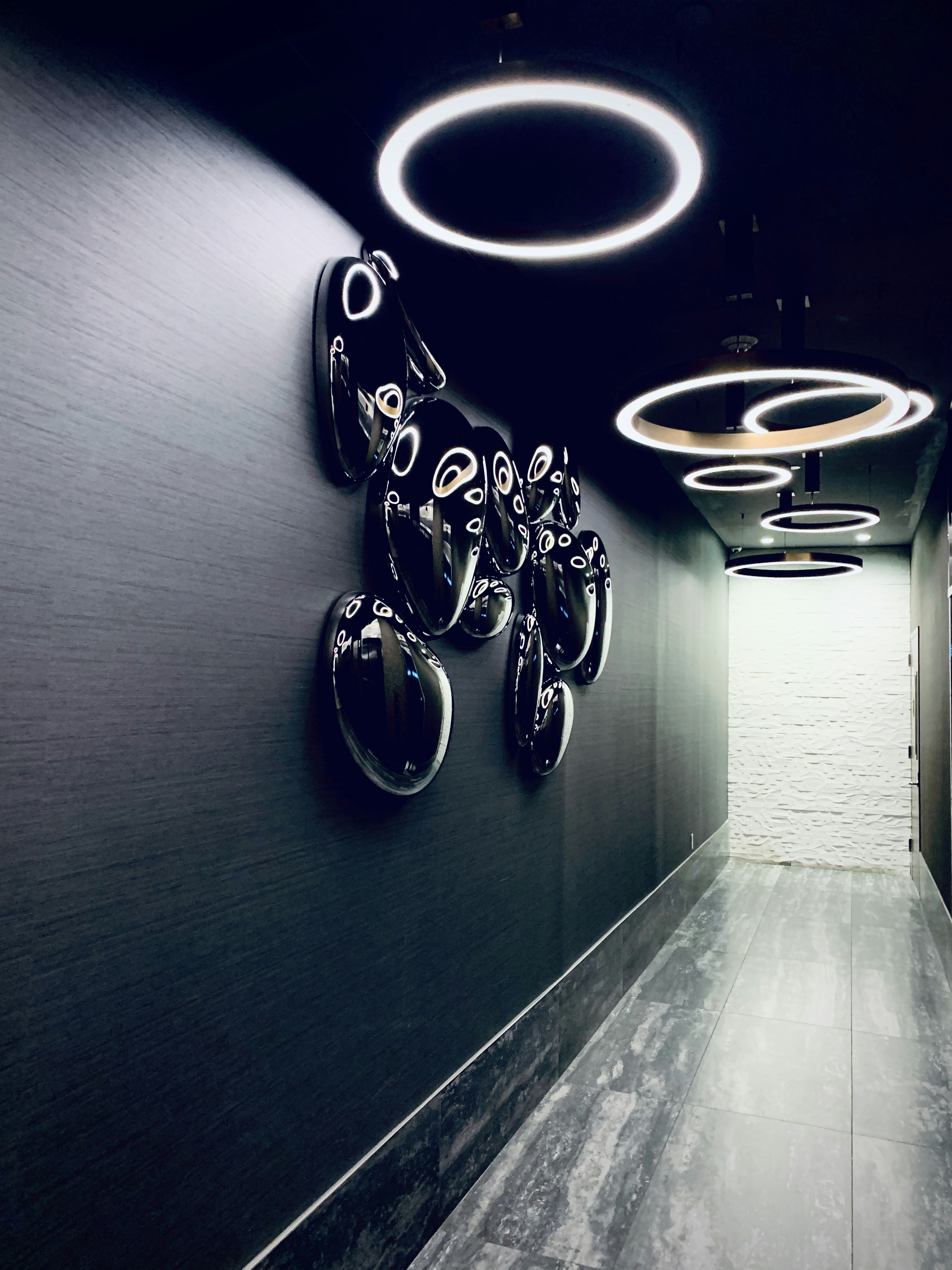Circular Echoes in a Neon Corridor