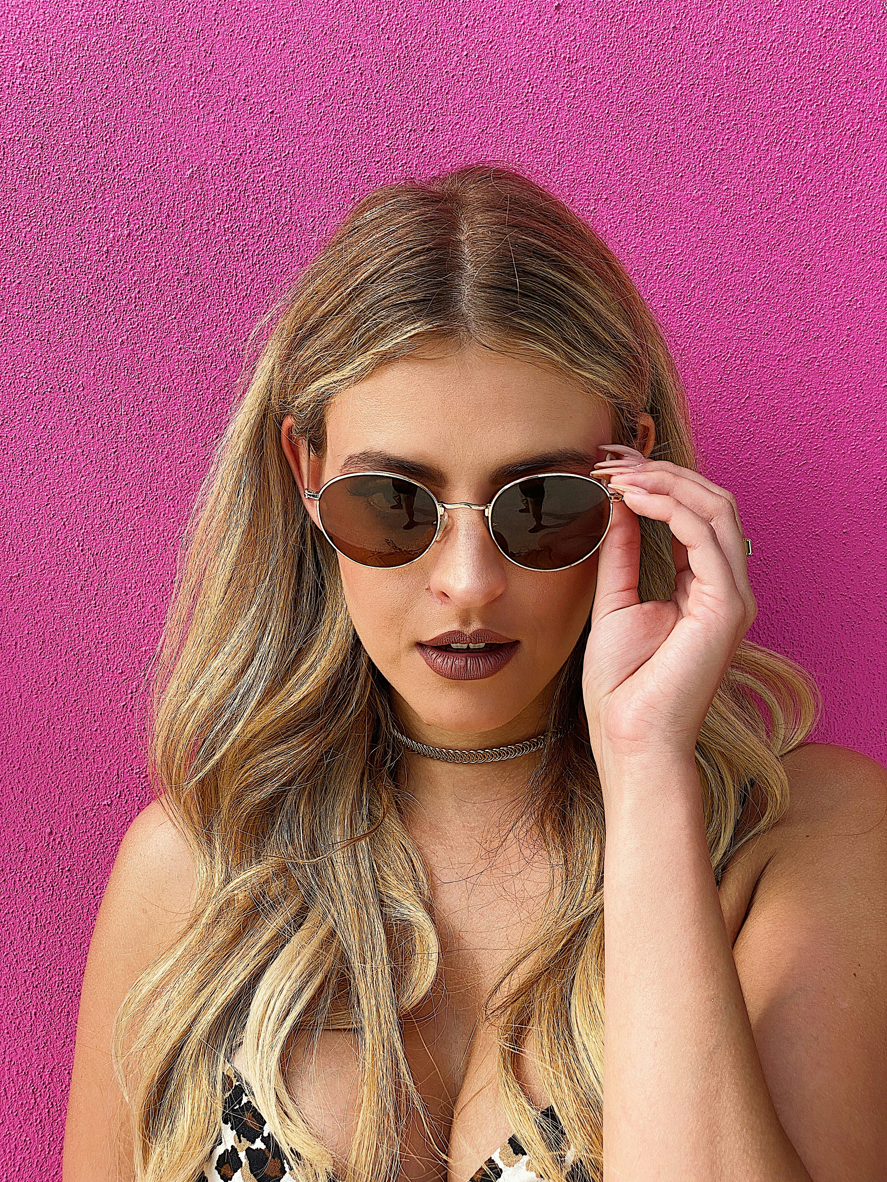 Mujer con gafas de sol foto – Imagen de Moda gratuita en Unsplash