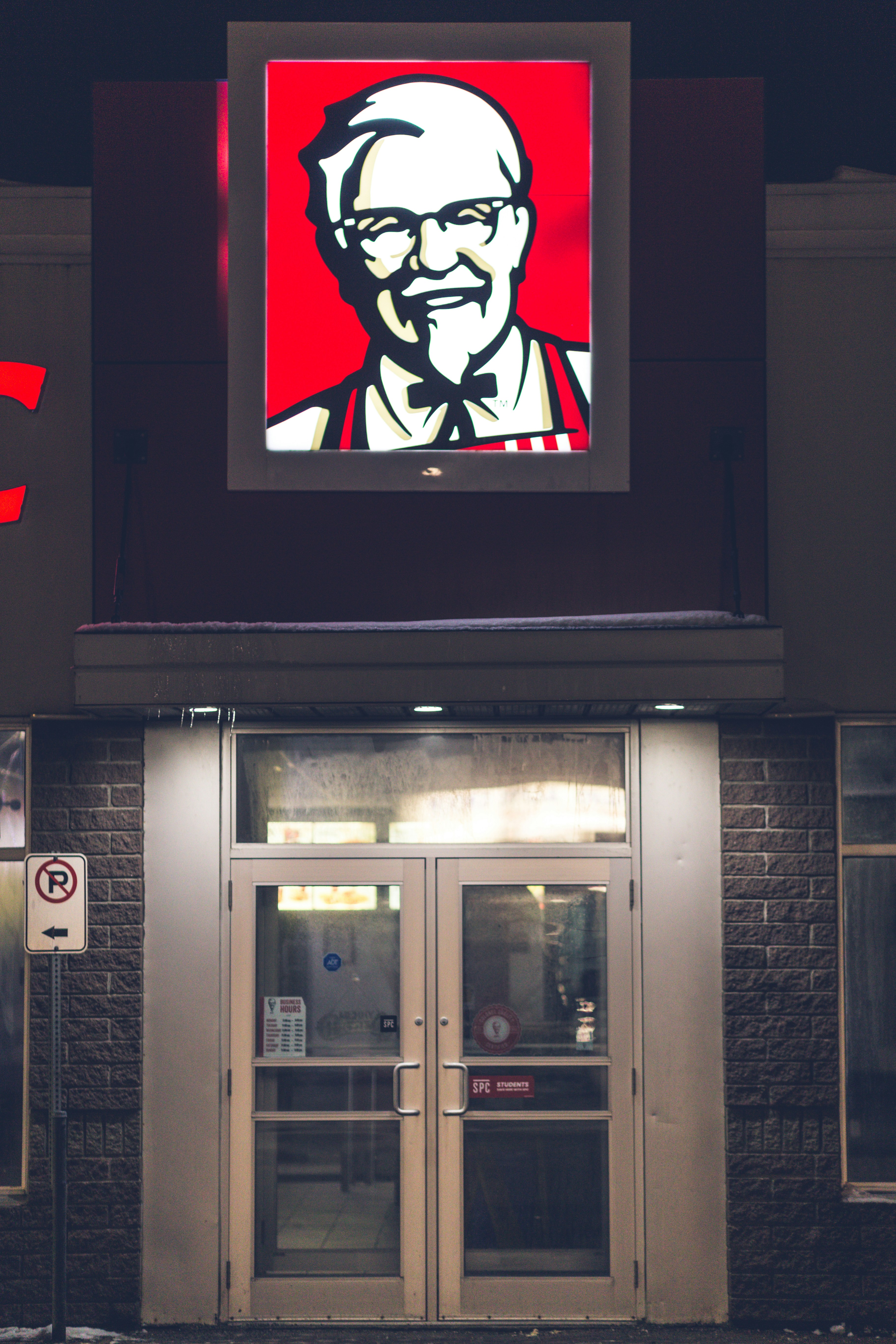 Foto Letrero iluminado de KFC – Imagen Gris gratis en Unsplash