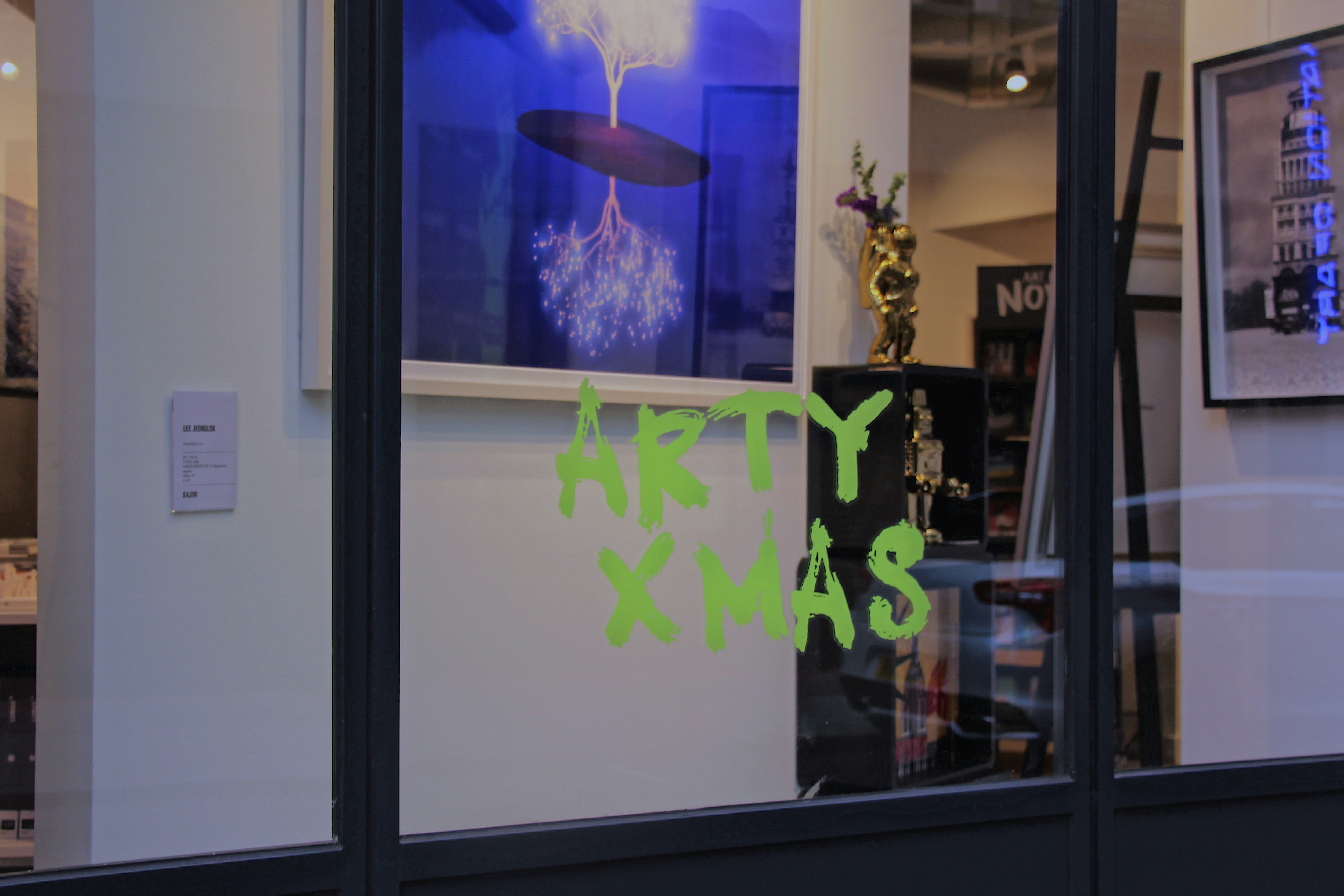 A window with a sign that says arty xmas photo – Free London Image on ...