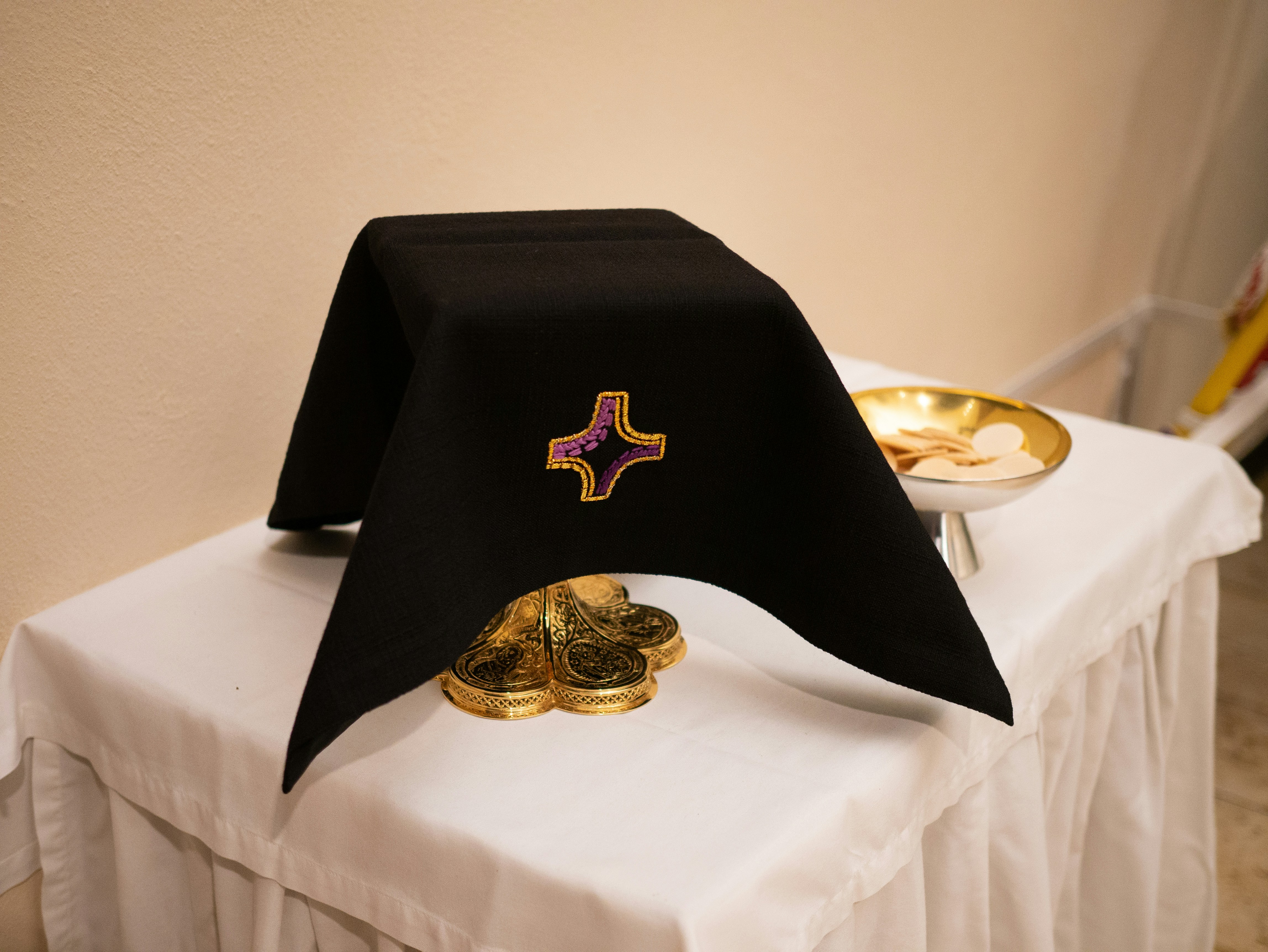 Black holy communion on table photo – Free Kirche st. gertrud ...