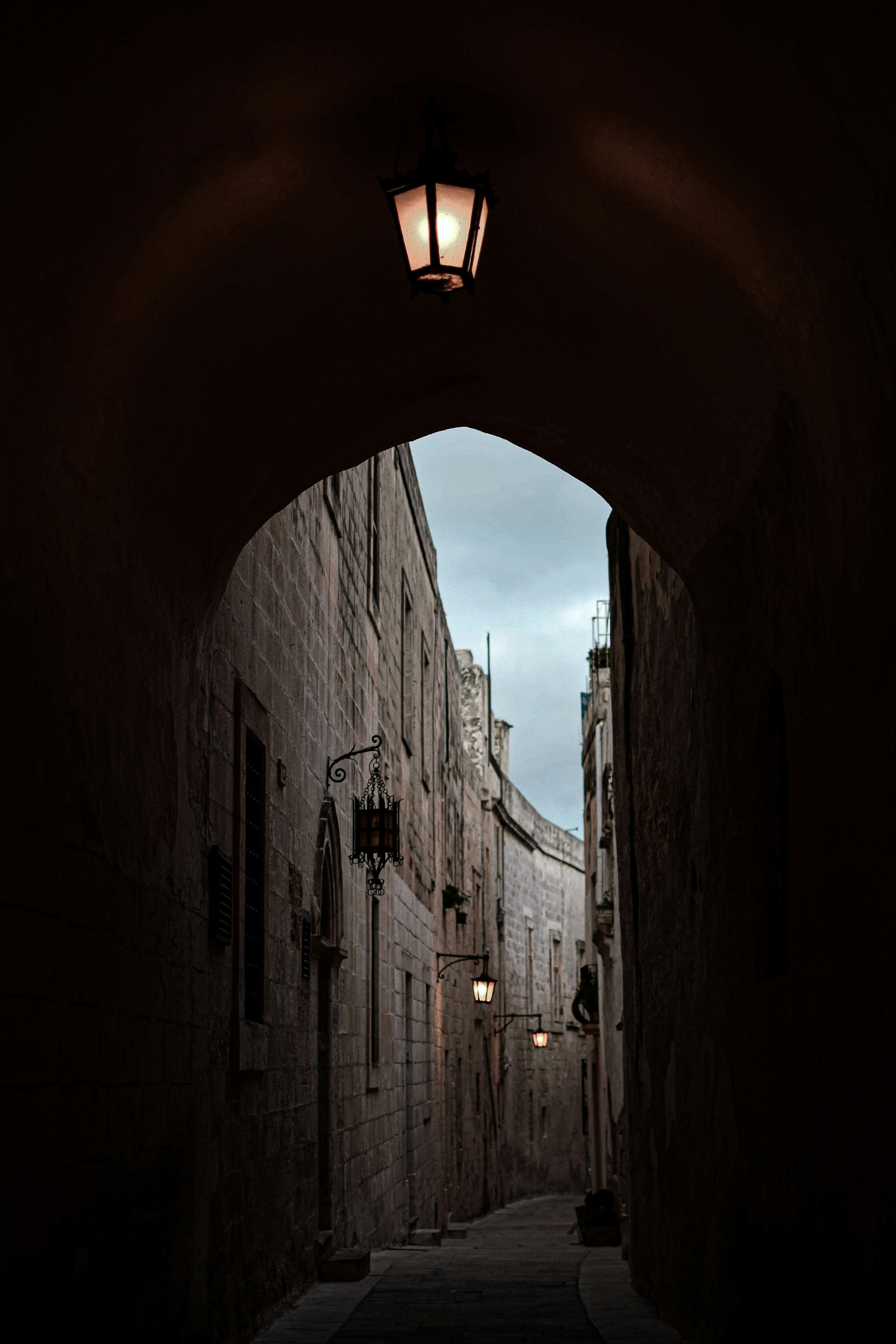 A street in the Silent City Malta | alley photography of walkway during daytime