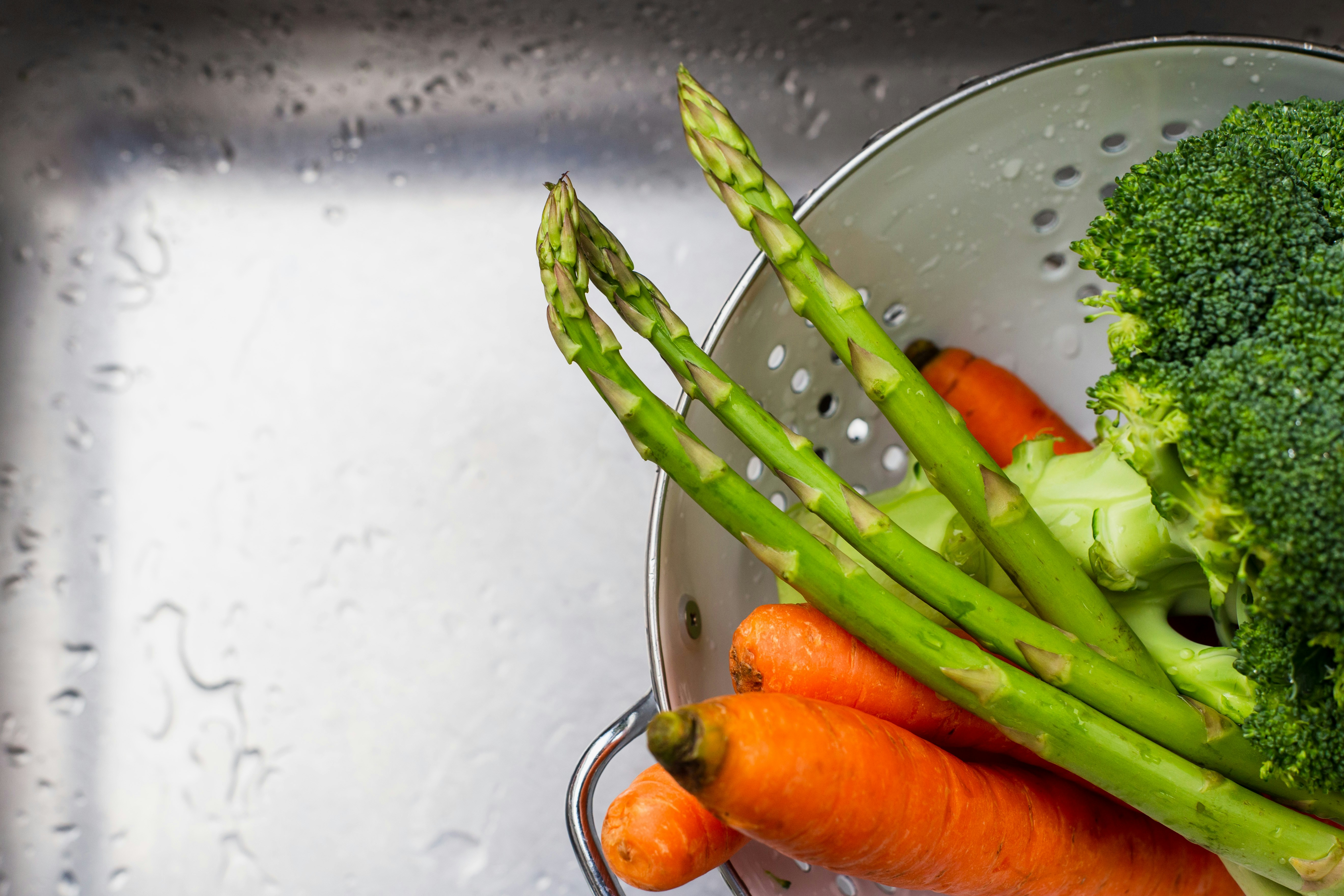 Sink-Side Harvest: Crisp Carrots, Asparagus, and Broccoli in a Wet Colander