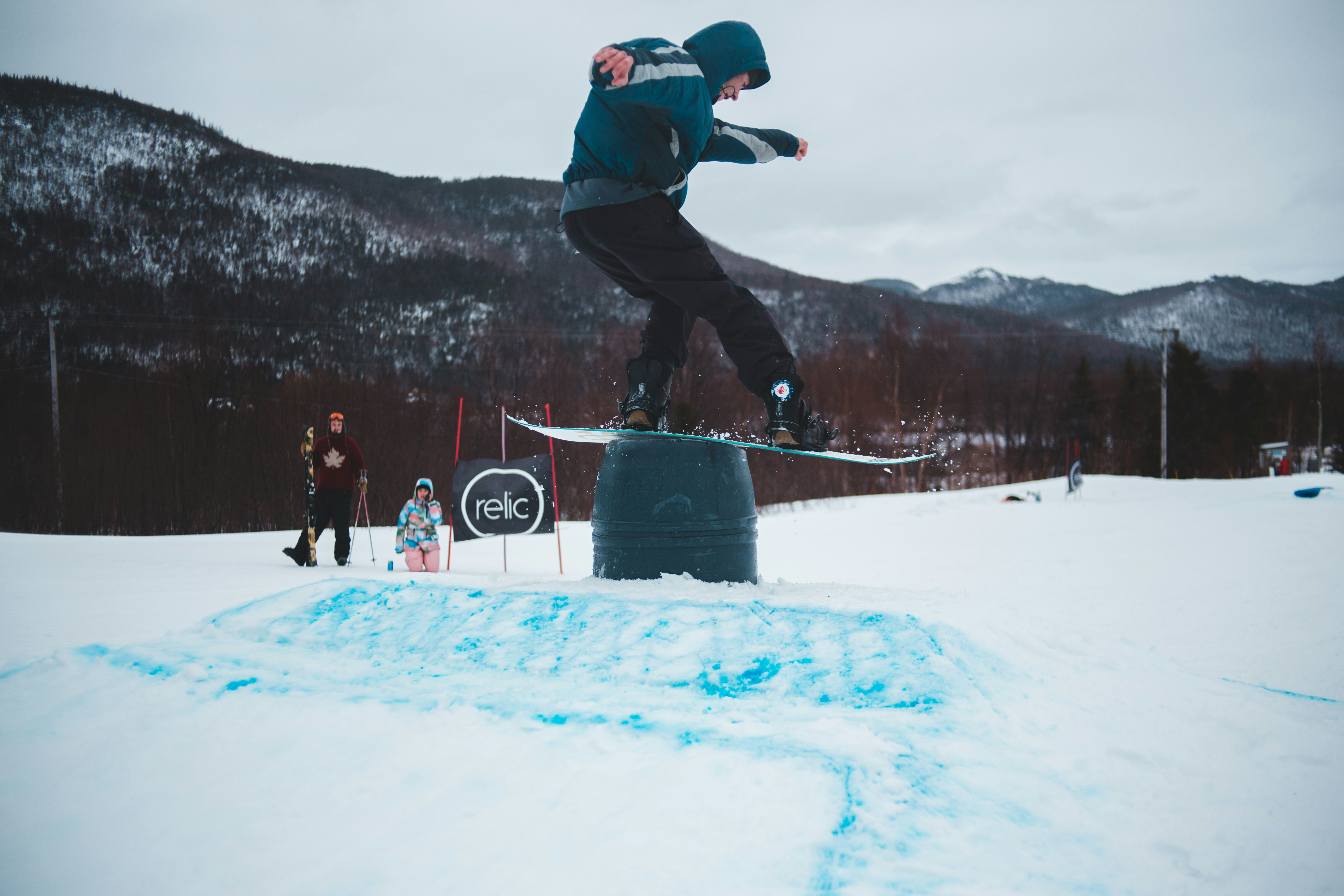 Person snow boarding photo – Free Grey Image on Unsplash