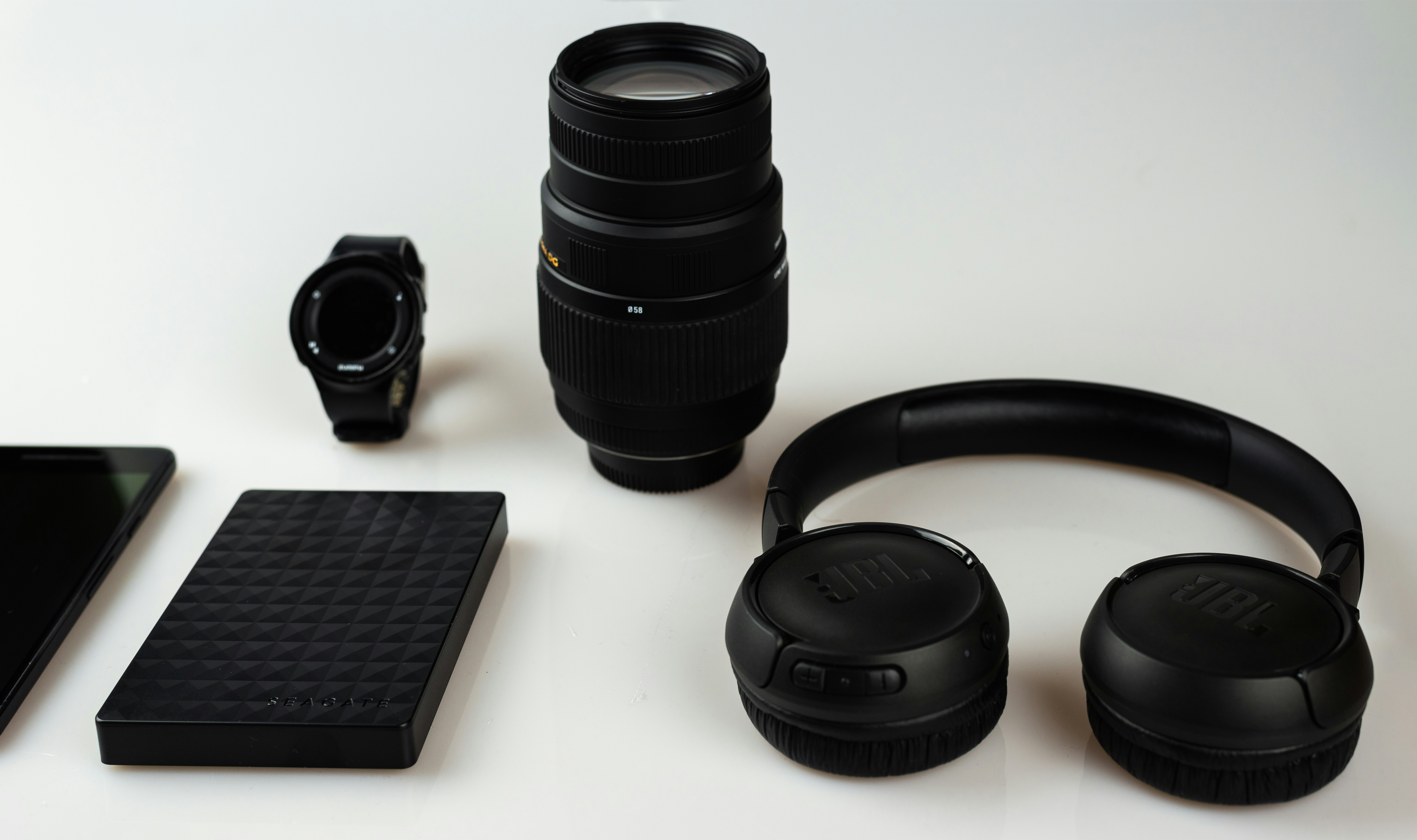 Fone de ouvido sem fio preto perto da lente da câmera foto – Imagem ...