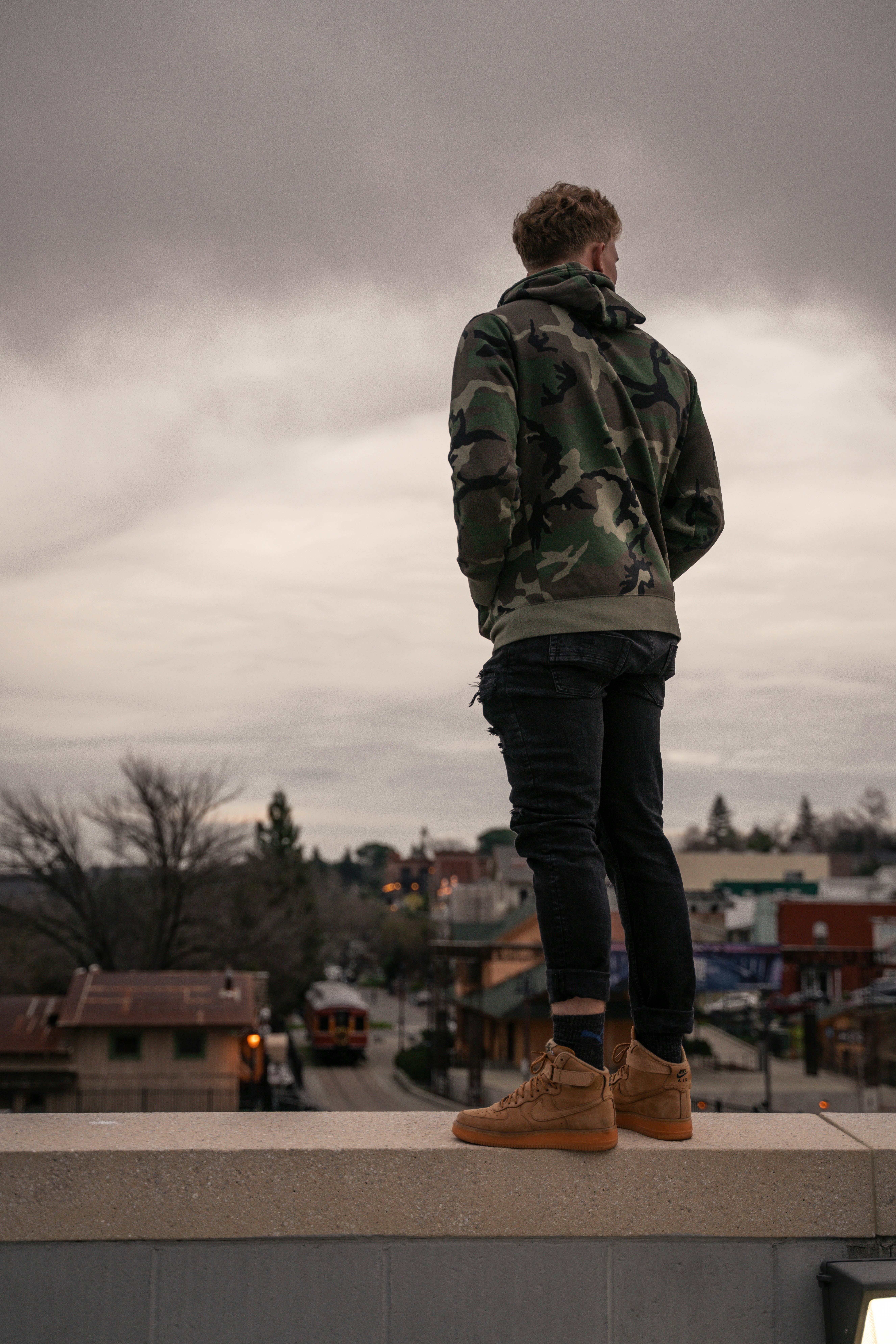 Man standing on building top photo – Free Ca Image on Unsplash