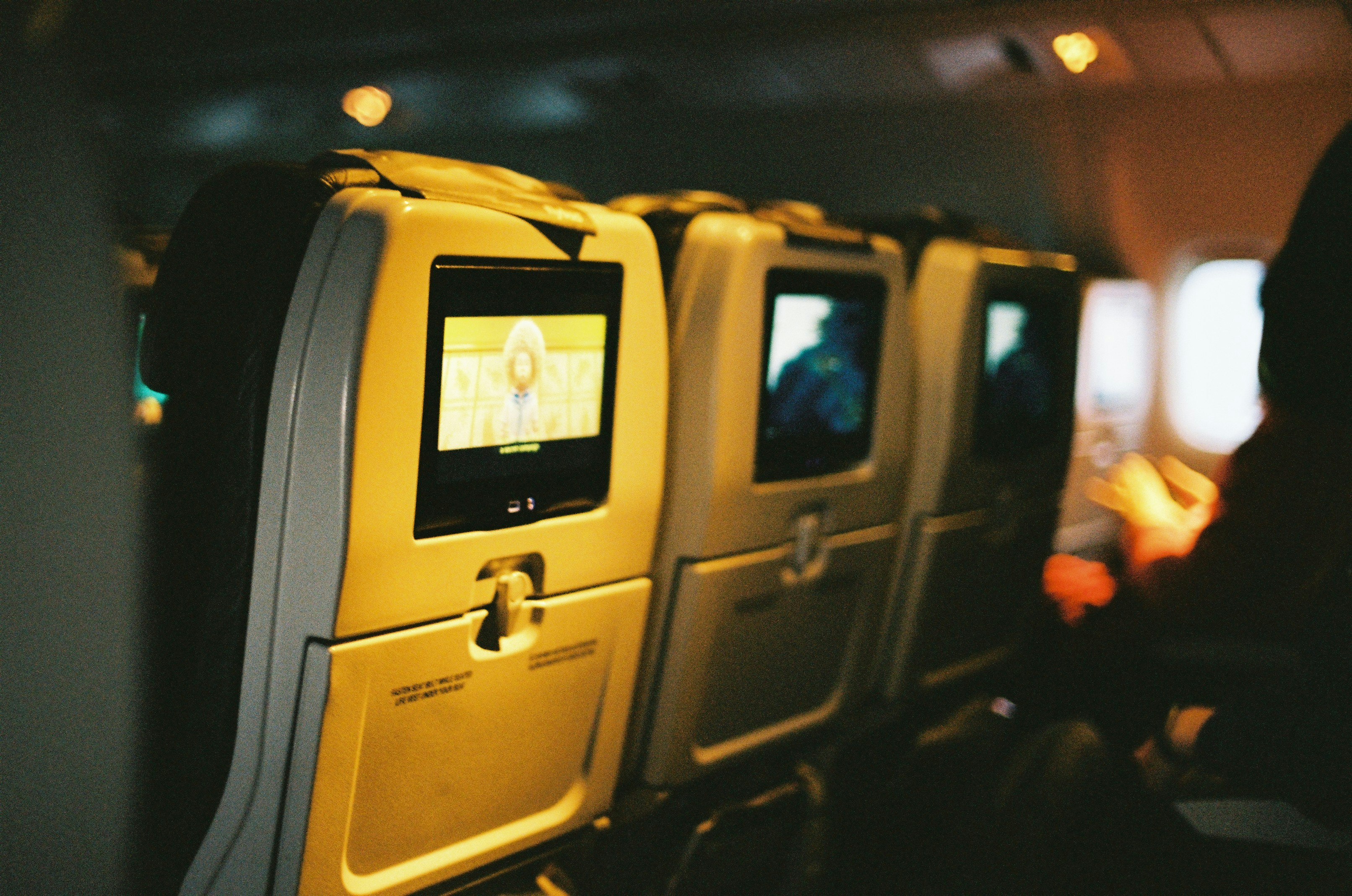 Sièges d’avion avec moniteurs photo – Photo Coussin Gratuite sur Unsplash