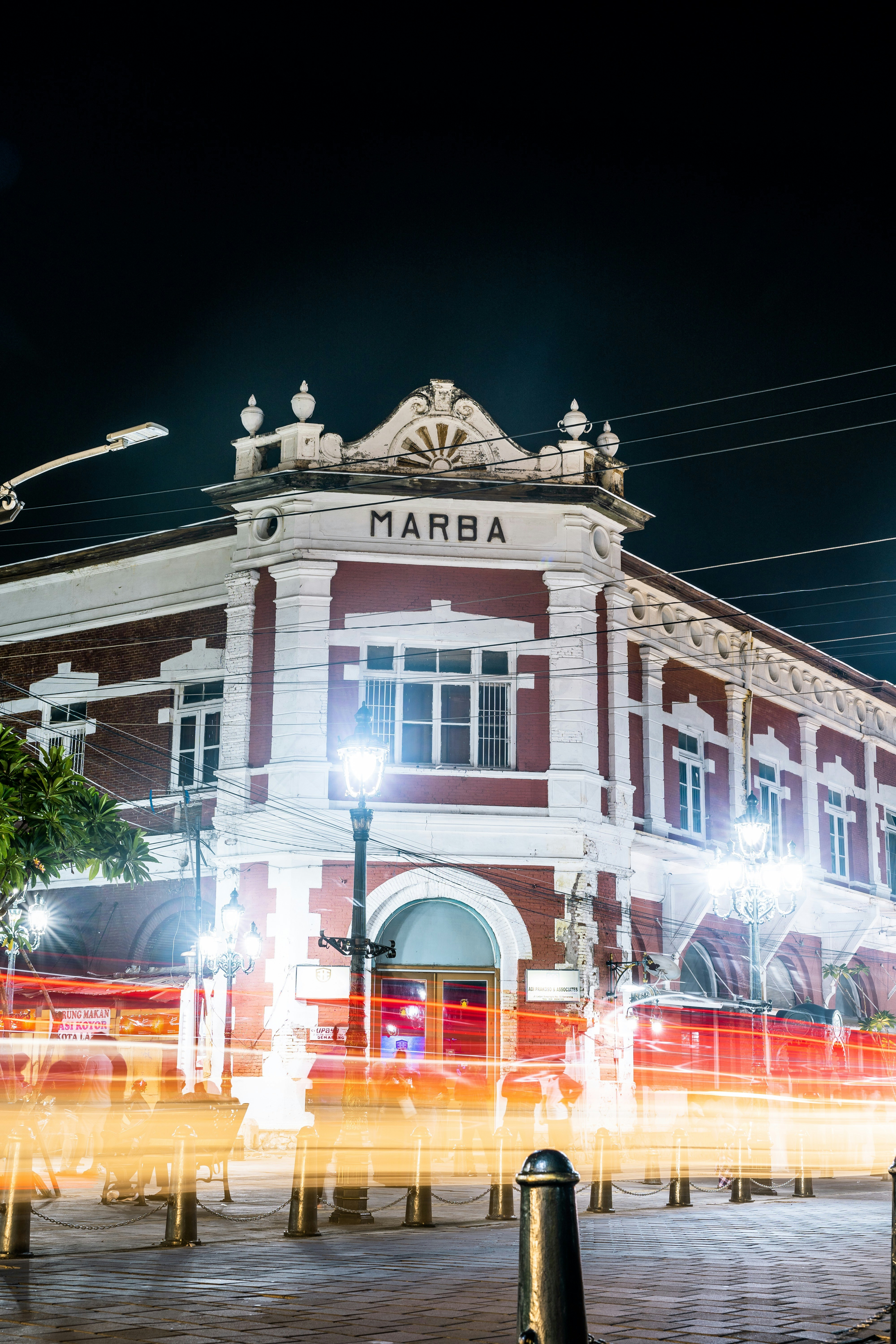 White and maroon Marba building photo – Free City Image on Unsplash