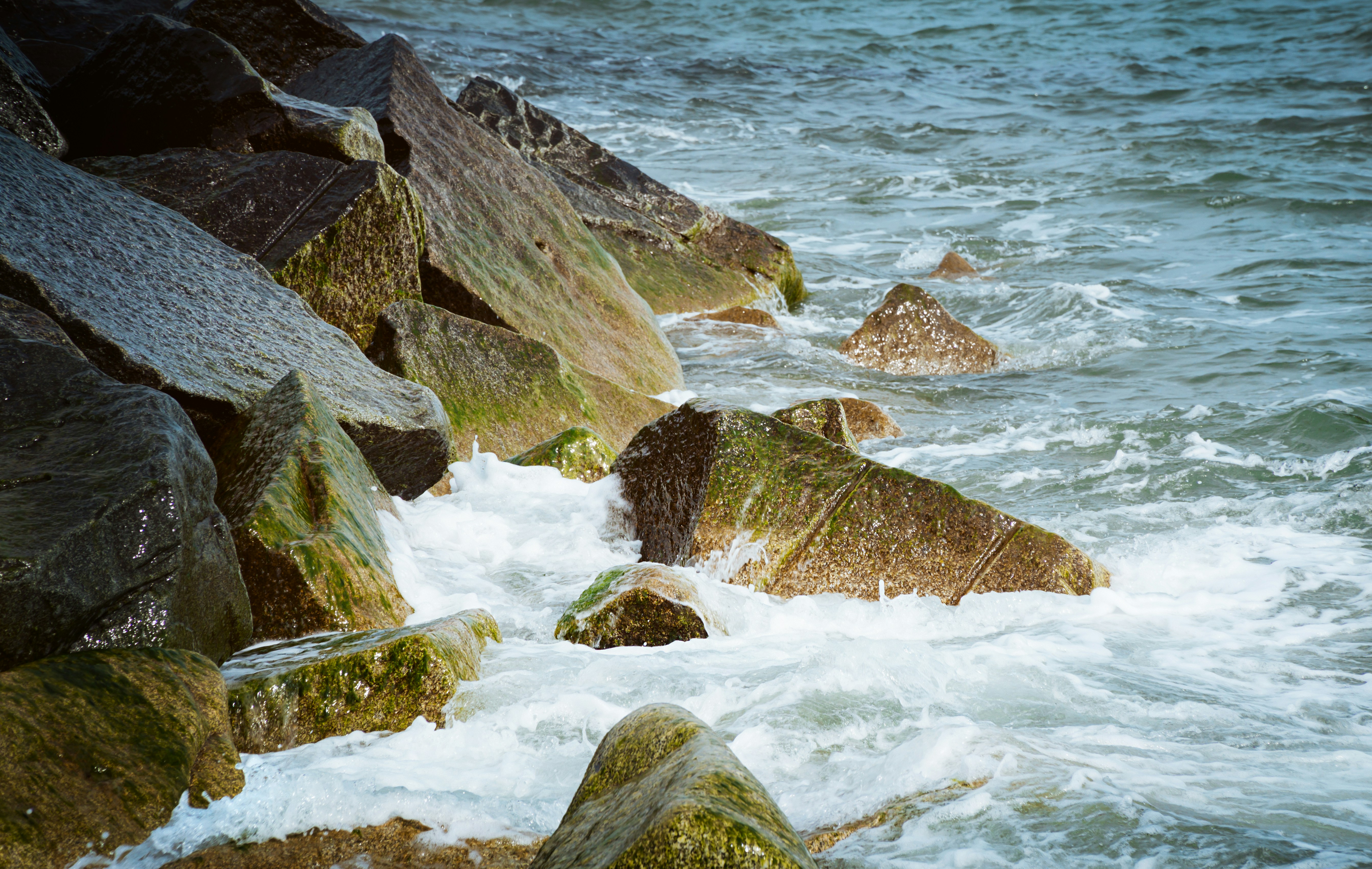 Un tas de roches qui sont dans l’eau photo – Photo Deutschland Gratuite ...