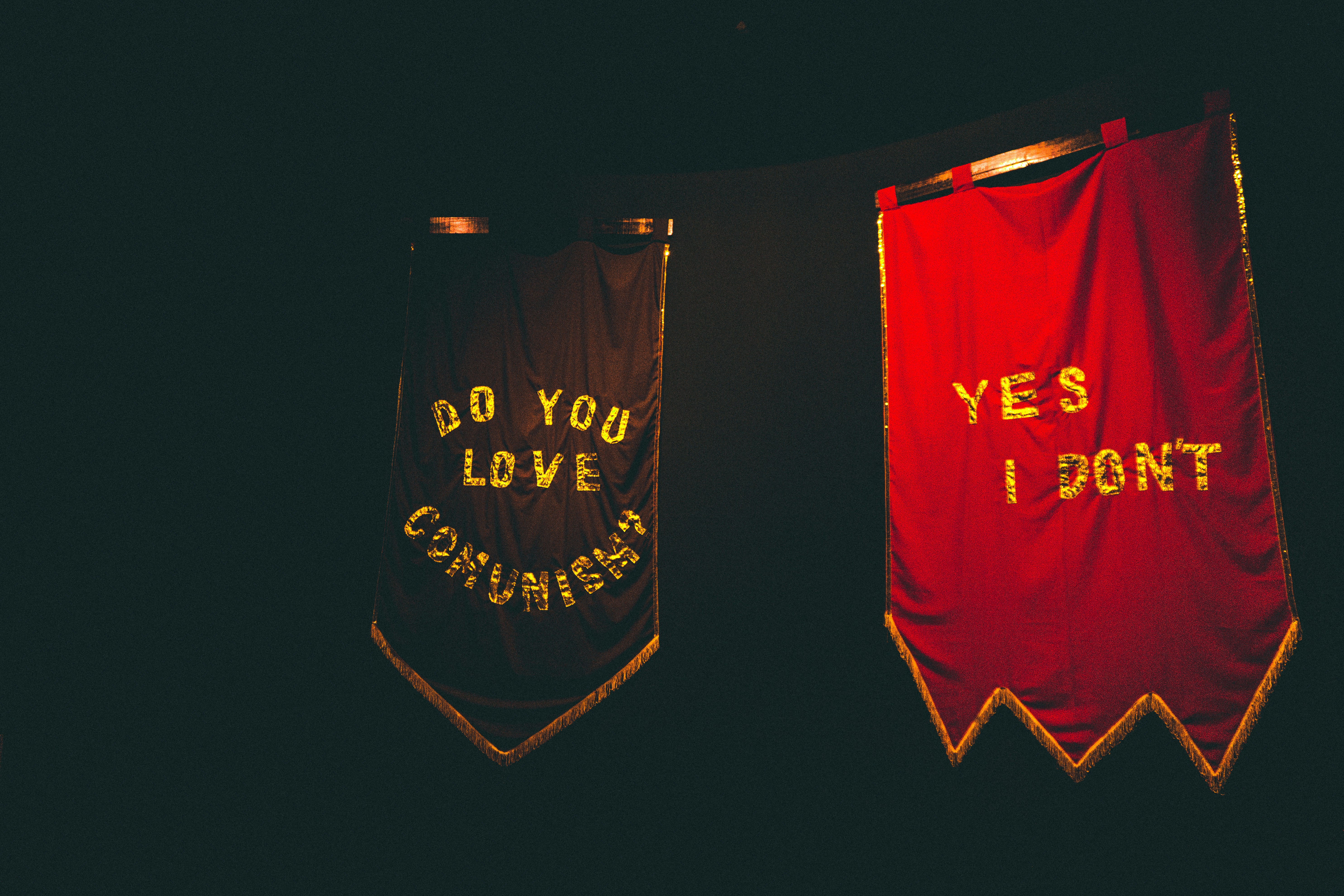 Contradictory Banners in Dialogue