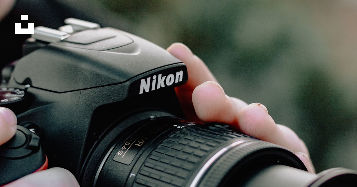 검은색 니콘 Dslr 카메라를 들고 있는 사람 사진 Unsplash의 무료 라굴라스 이미지