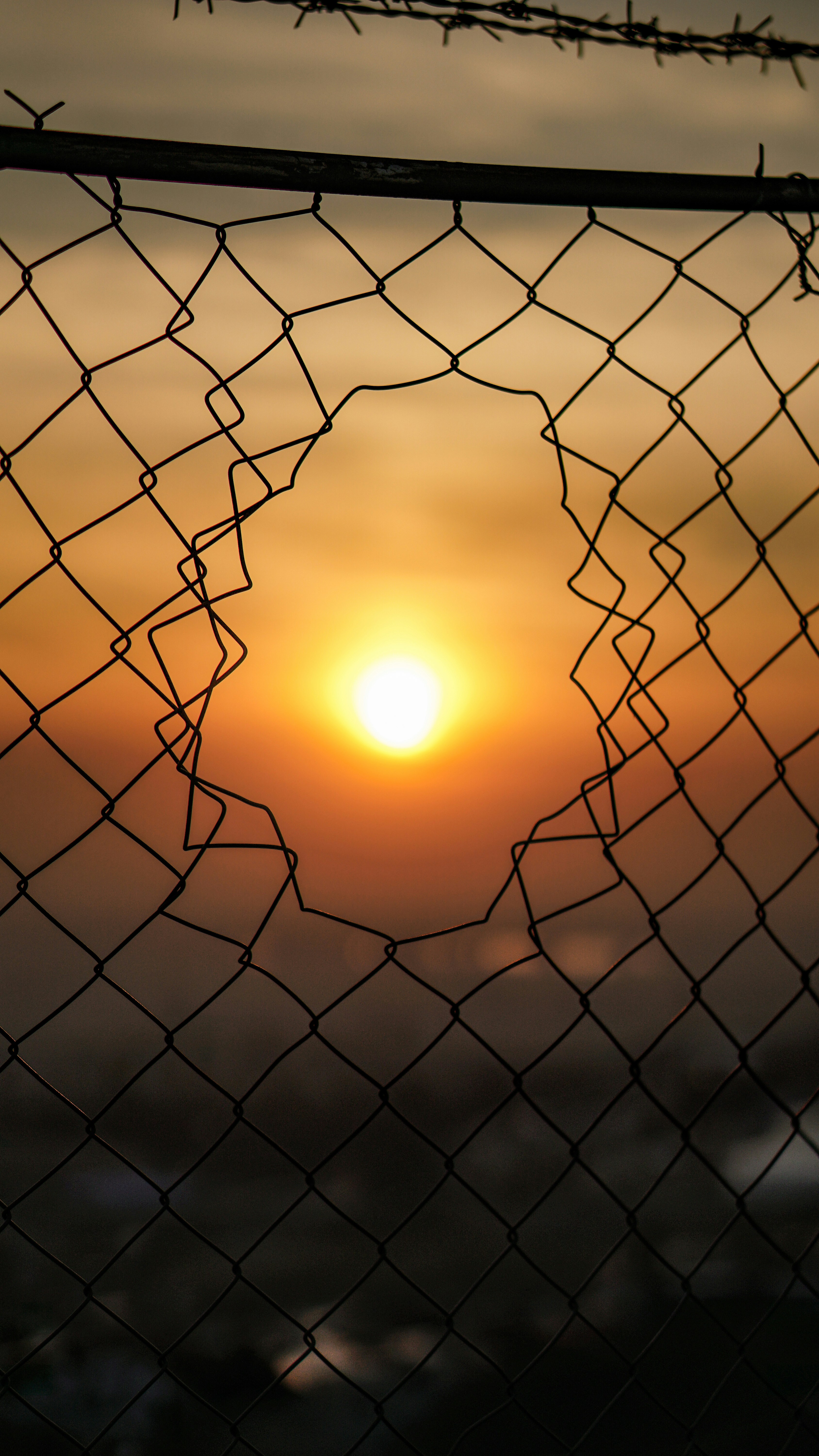 Hole in chain link fence photo – Free Iran Image on Unsplash