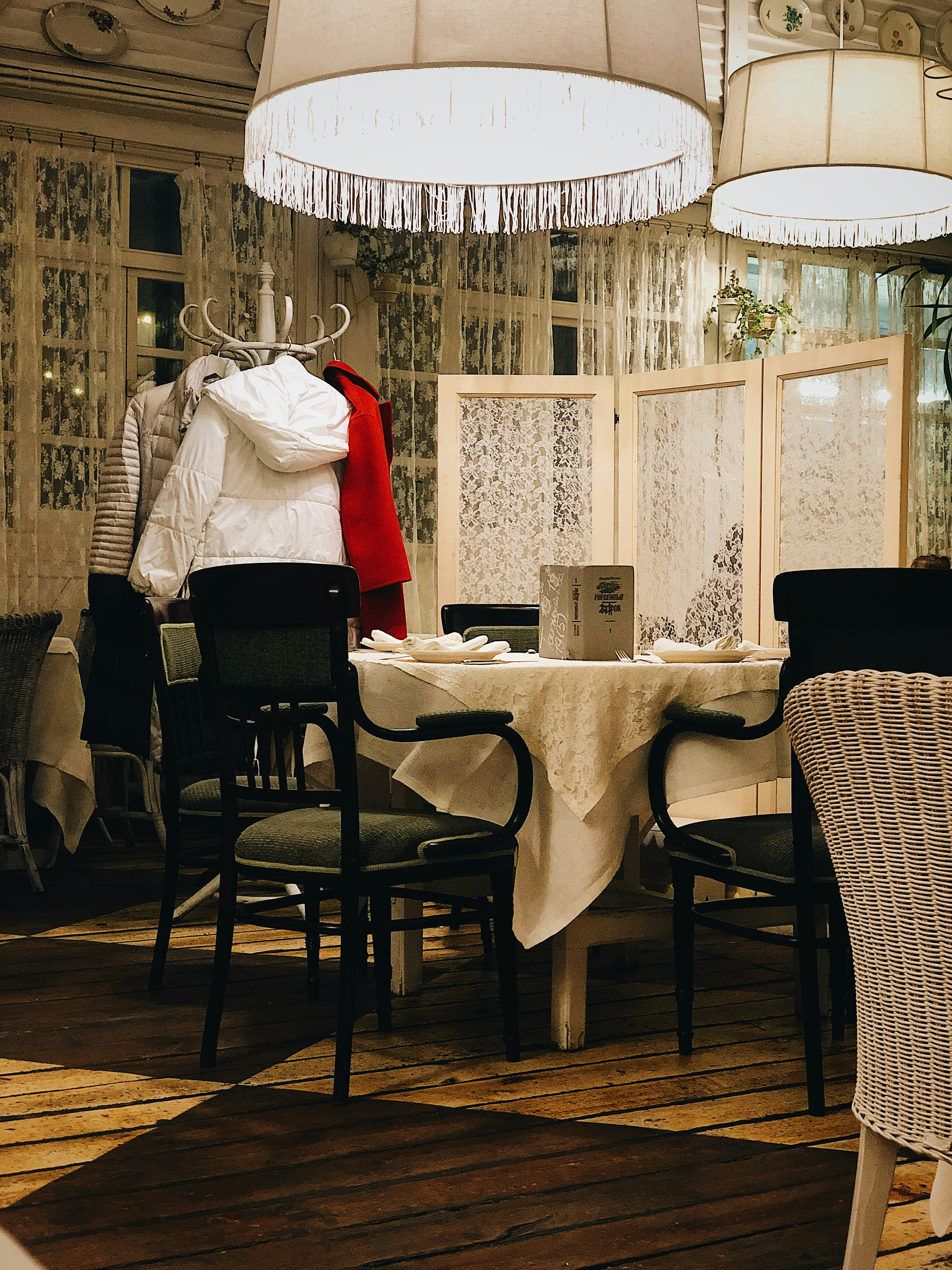 Table à manger vide sous un plafonnier allumé photo – Image gratuite de ...