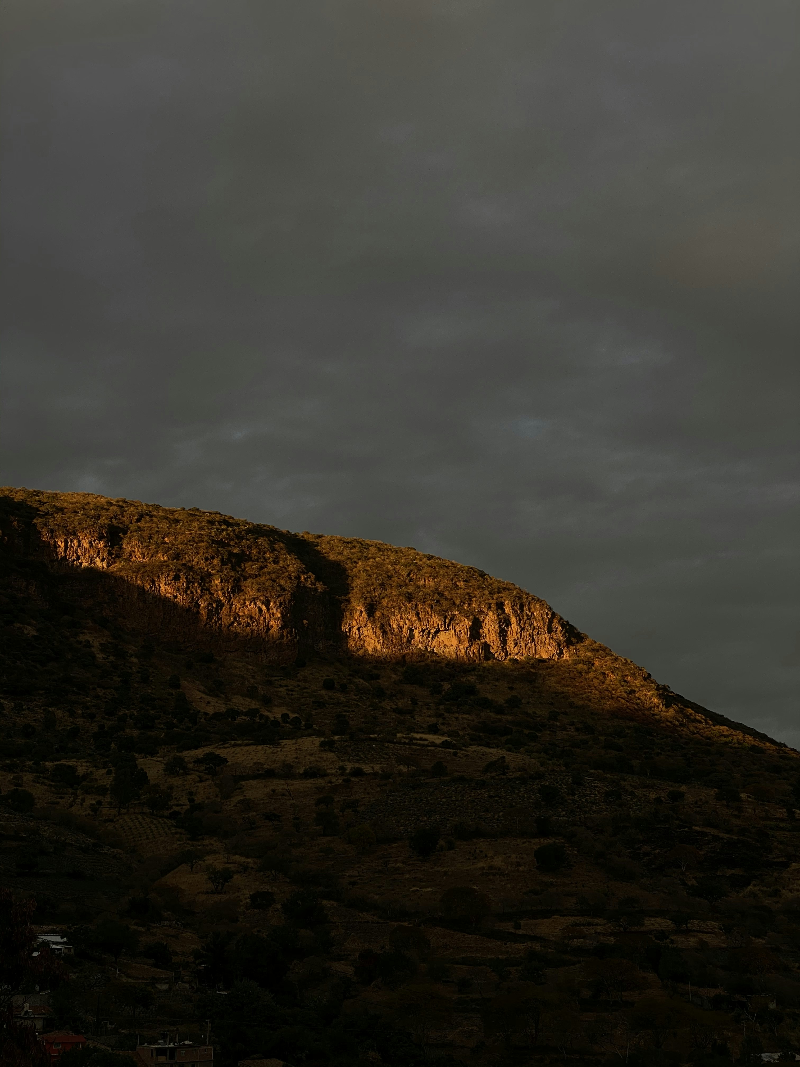 Montagne brune sous ciel nuageux pendant la journée photo – Photo Brun ...