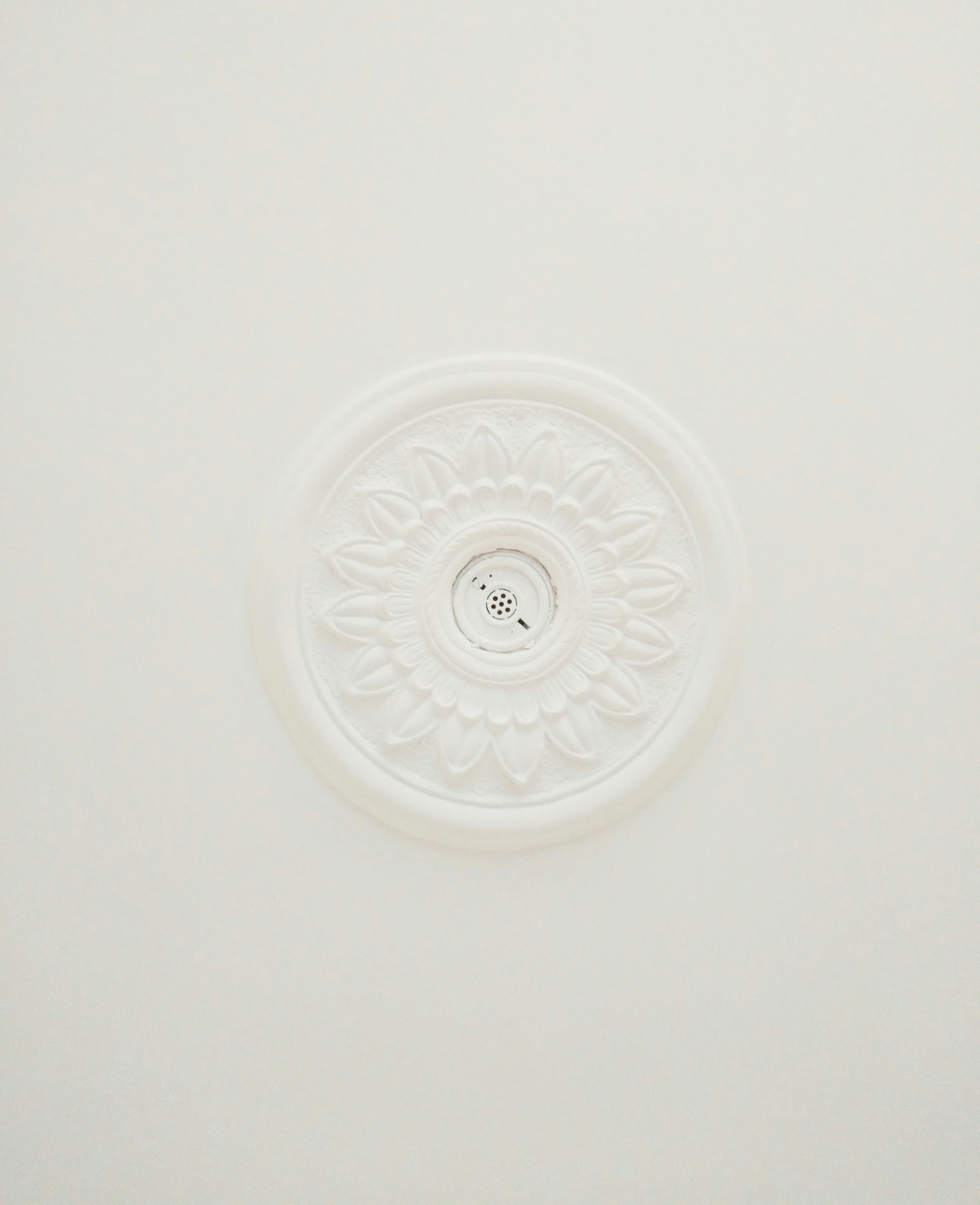 A white ceiling with a circular design on the ceiling photo – Free Grey ...