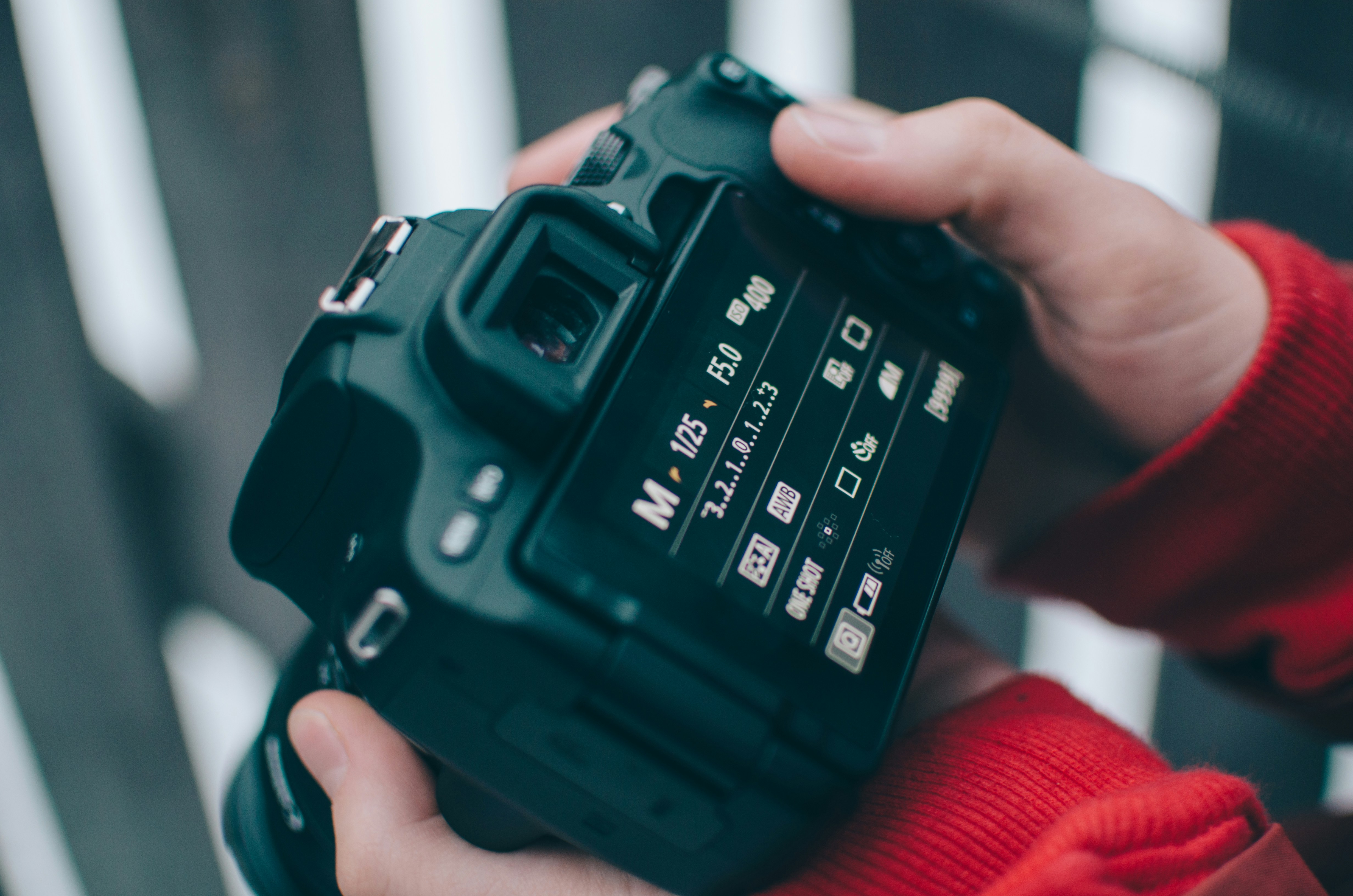 Black and gray DSLR camera turned-on photo – Free Camera Image on Unsplash