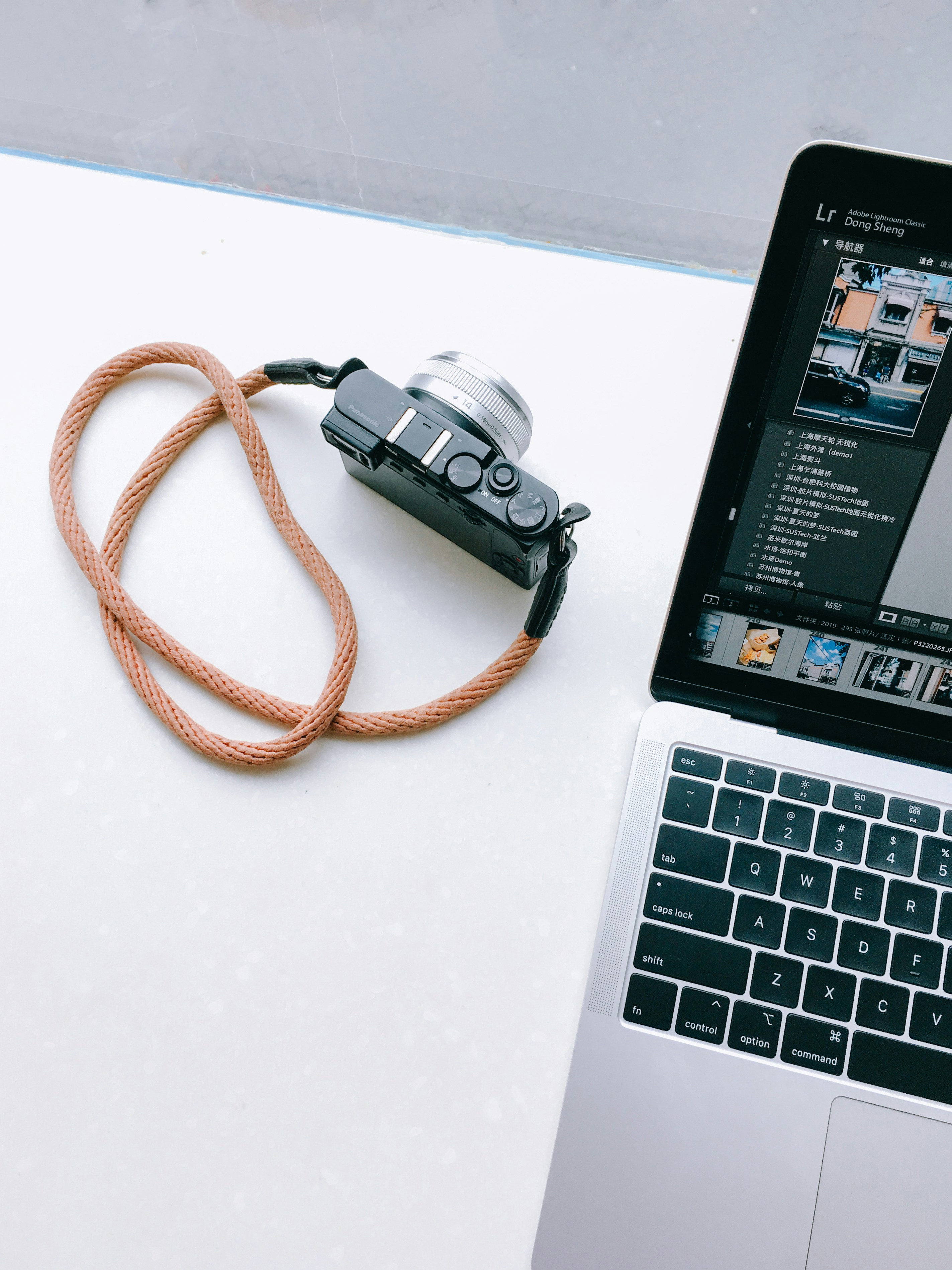 Retro Compact: Aesthetics of a Minimalist Workspace