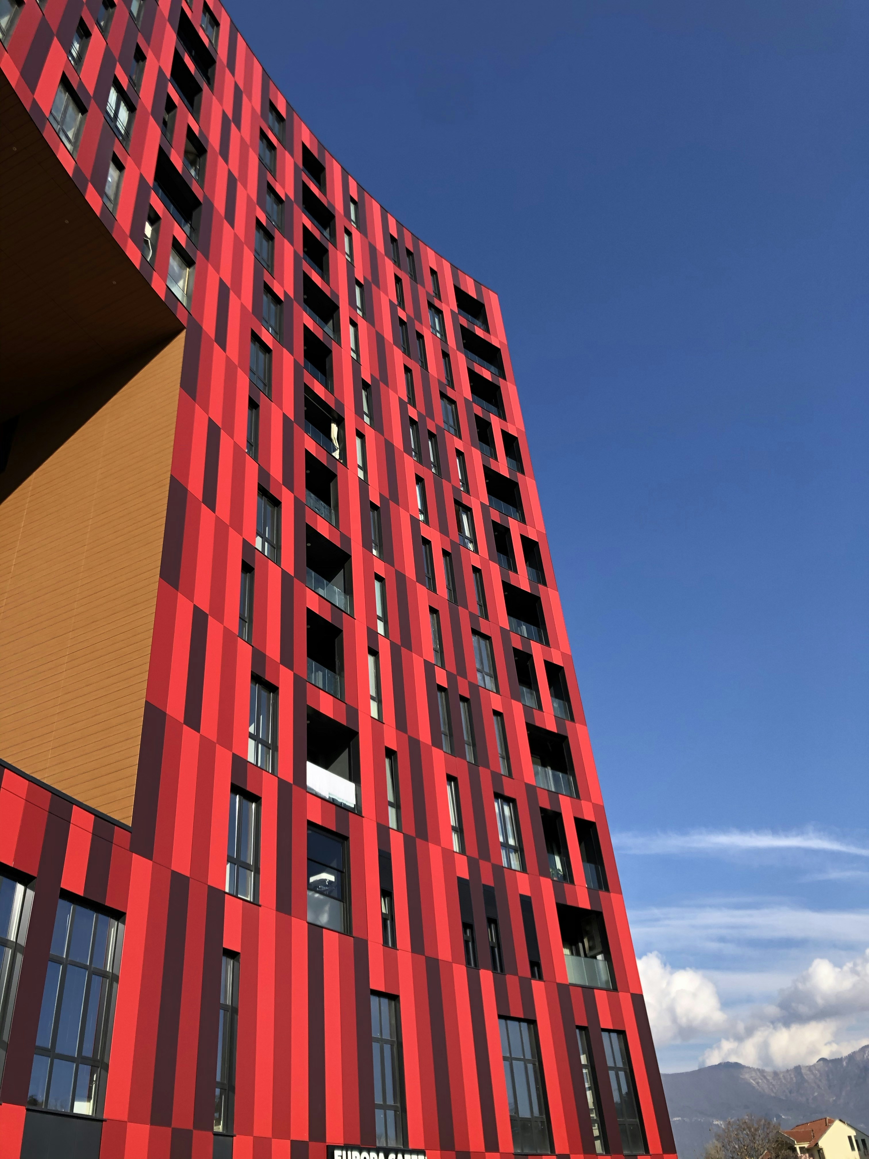 Foto Edificio rojo y negro – Imagen Edificio gratis en Unsplash