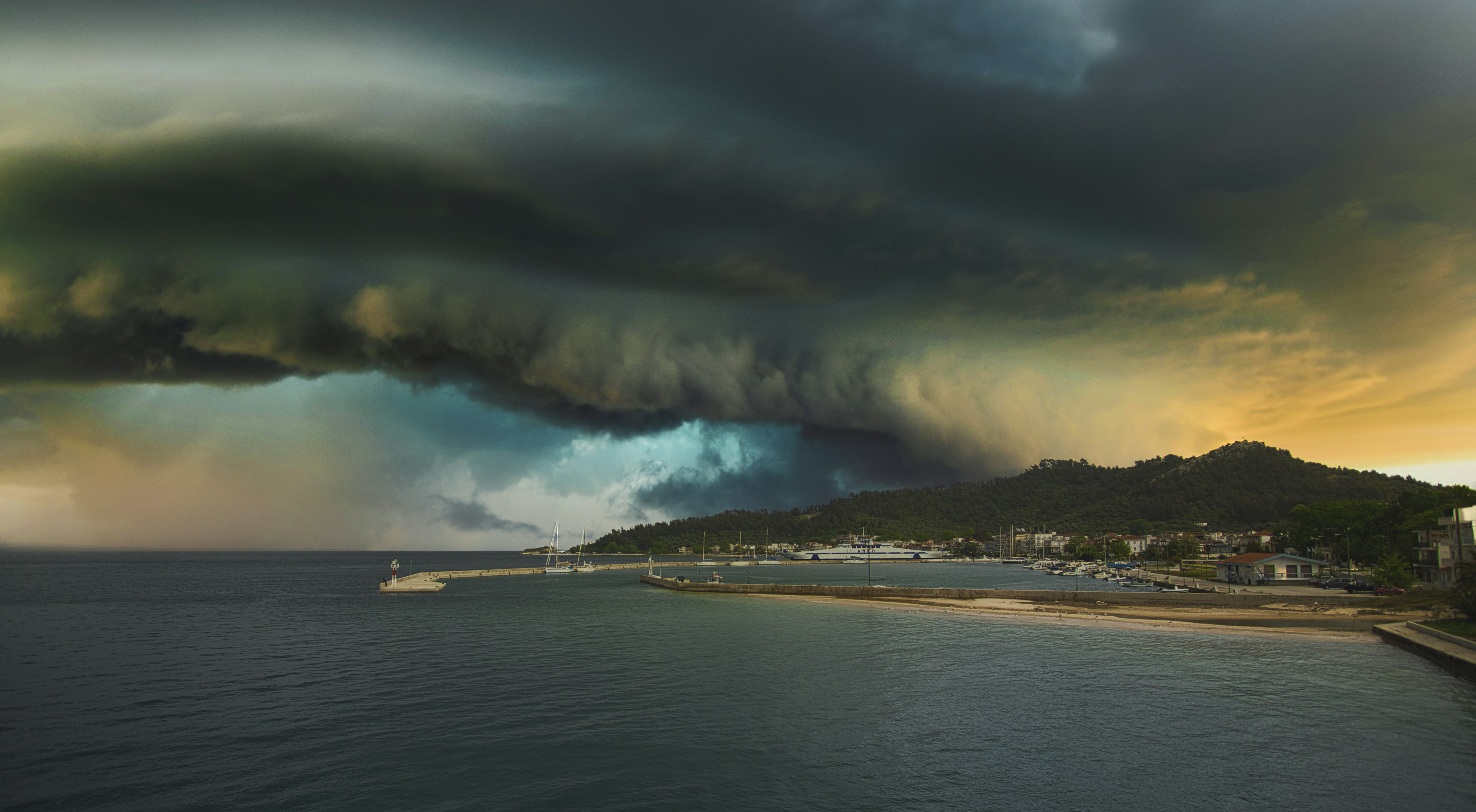 A large storm is coming over the ocean photo – Free Grey Image on Unsplash