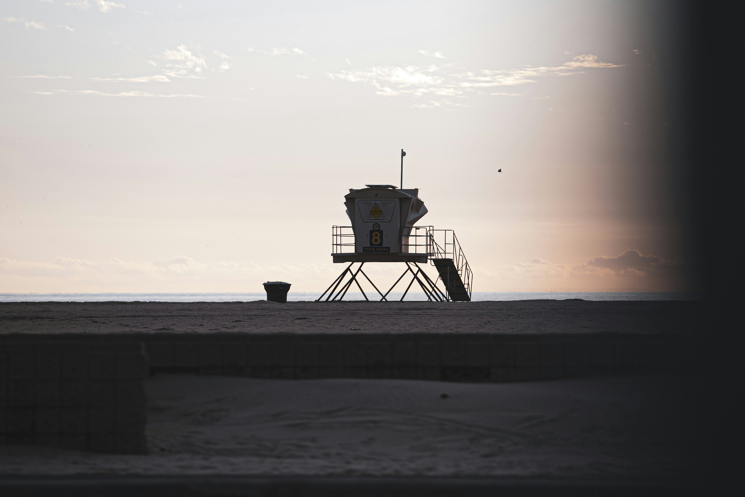 White lifeguard house photo – Free Shelter Image on Unsplash
